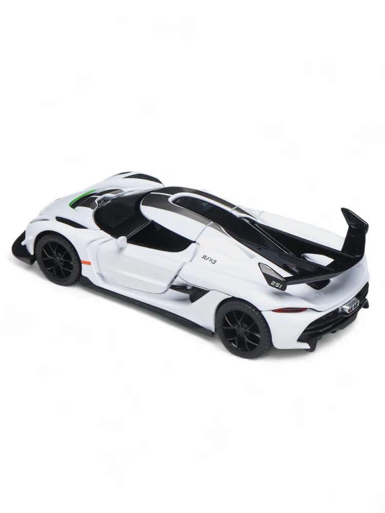 Игрушечная машинка Koenigsegg Jesko 1:32, белого цвета с открывающимися дверями и инерционным механизмом — фото 1