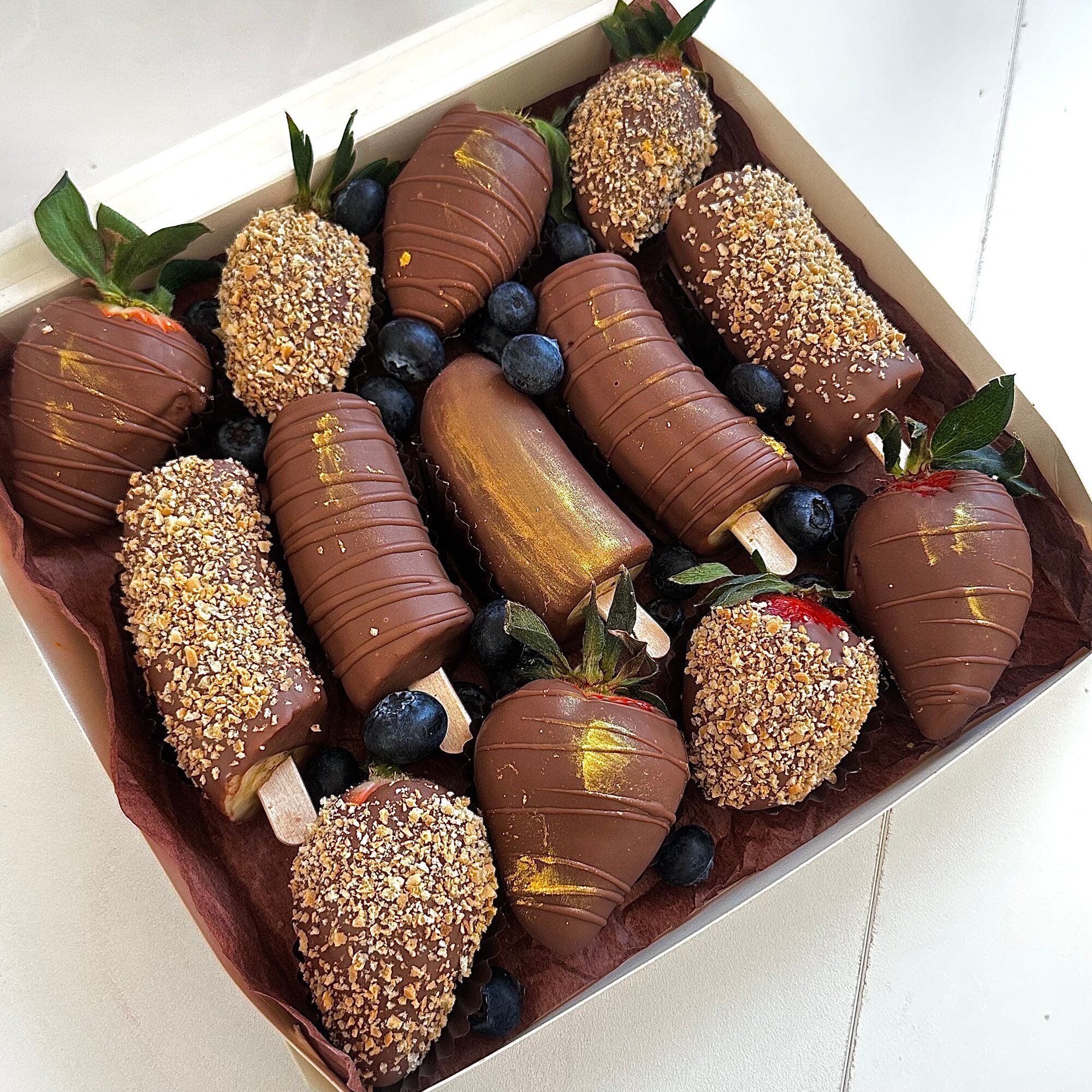 Премиум набор из клубники в шоколаде с бананами и голубикой, подарок для девушки