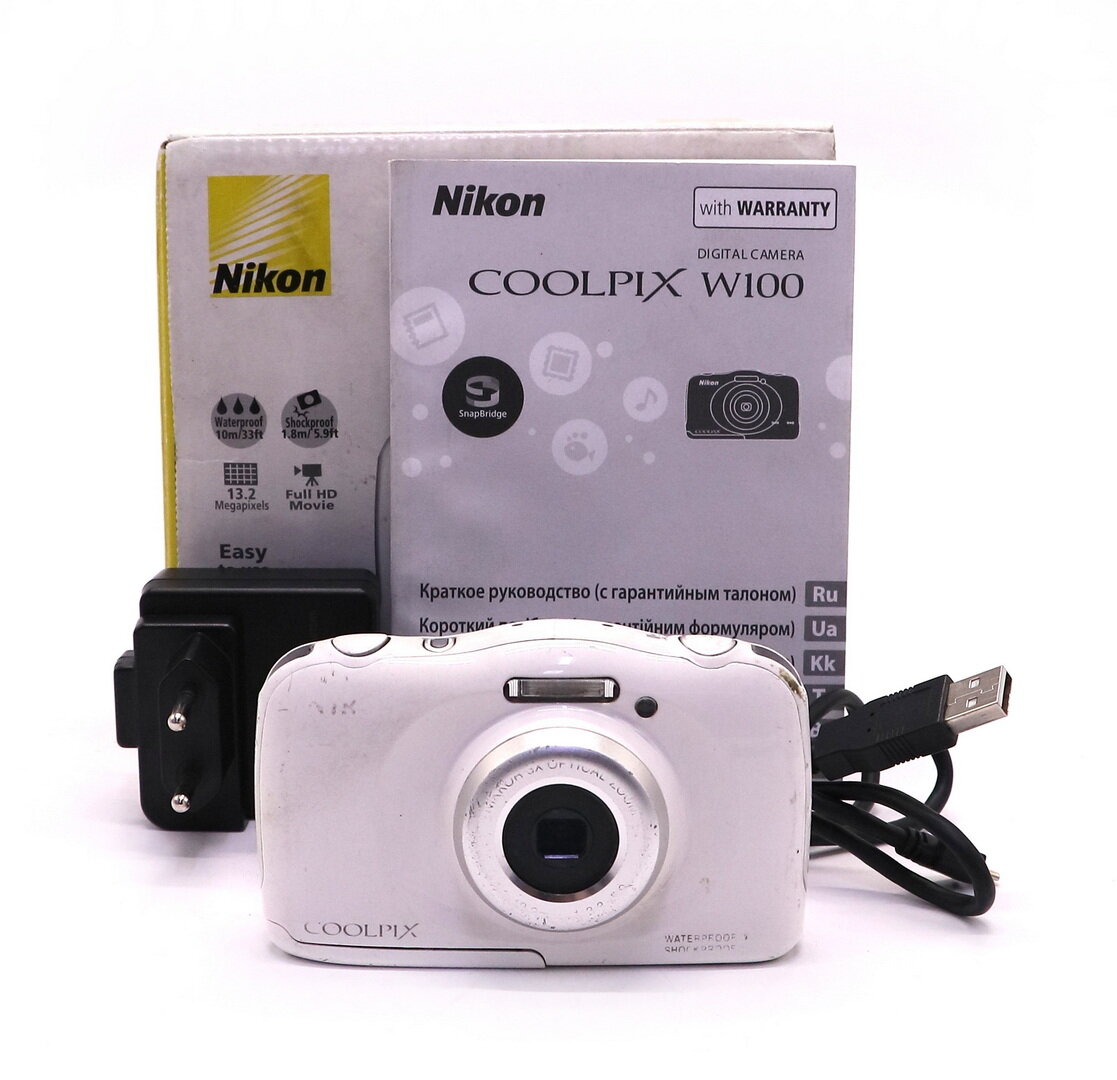 Компактная камера Nikon Coolpix W100 в упаковке