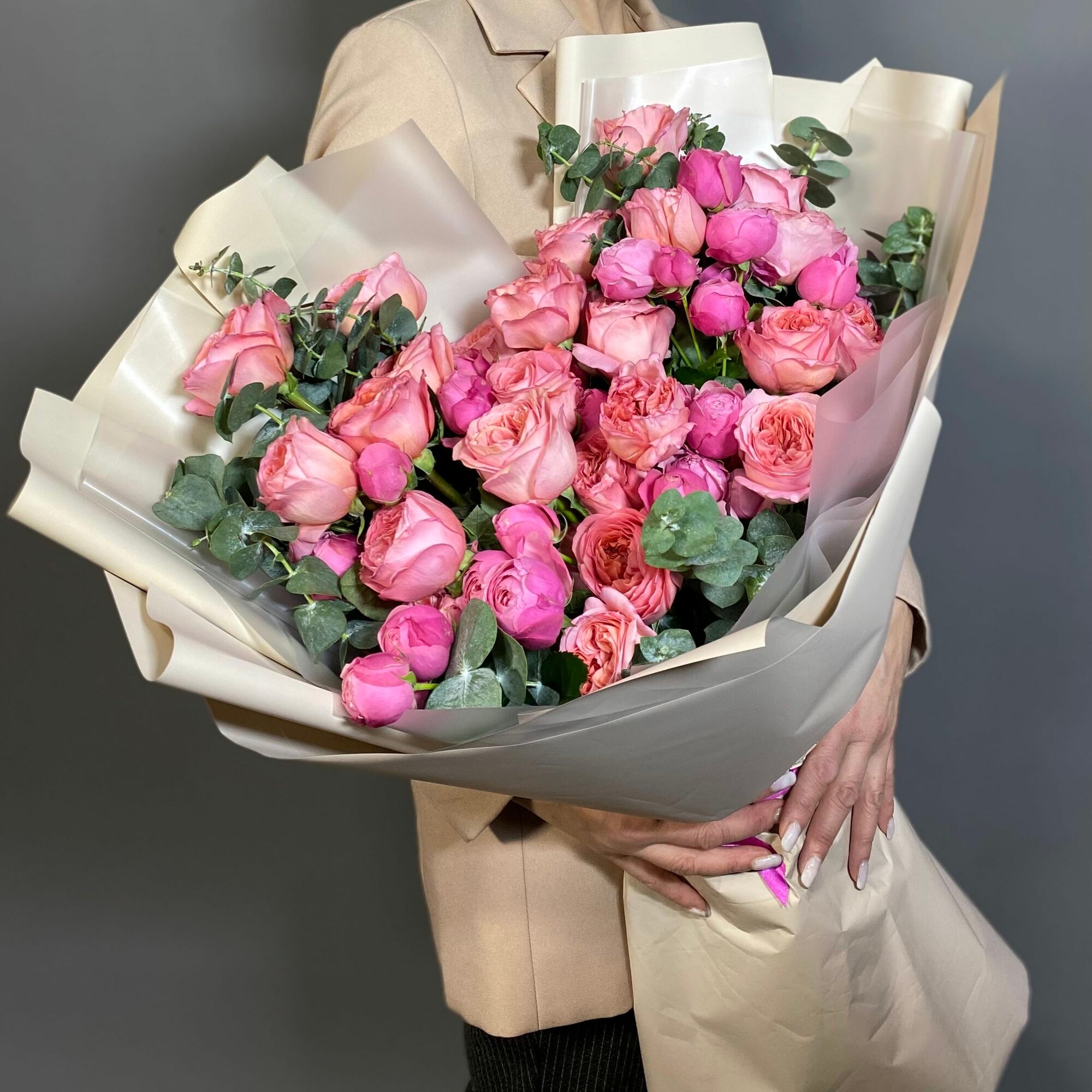 Малиновые розы (25 шт. пионовидные розы Пинк экспрешен, 10 шт. кустовые пионовидные розы Сильвиа Пинк, 10 шт. эвкалипт.) — фото 1