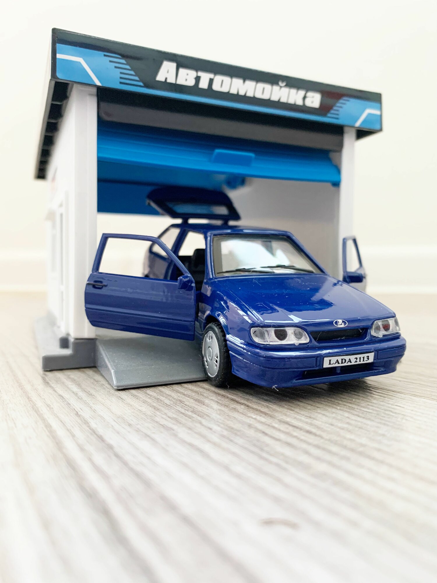Гараж с 2-мя воротами + машинка модель ВАЗ 2113 (12 см, метал, инерция, 2 откр. двери и багажник) - синяя