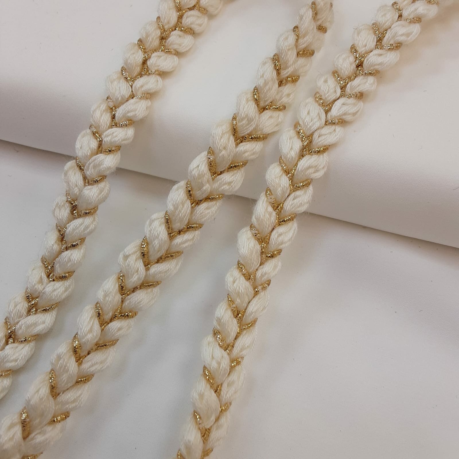 Отделочная тесьма декоративная, сливочный белый , золотой люрекс , ширина 1,5 см х 3 м