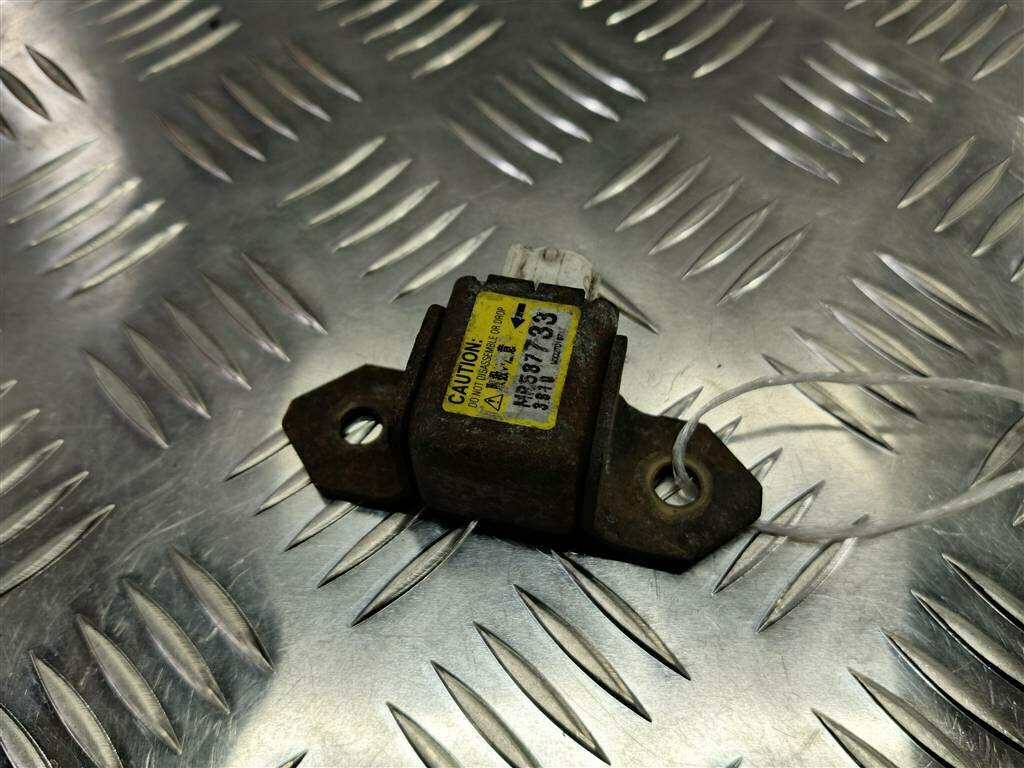 Датчик удара (AIR BAG) Б/У для MITSUBISHI OUTLANDER I (2002—2009) MR587733
