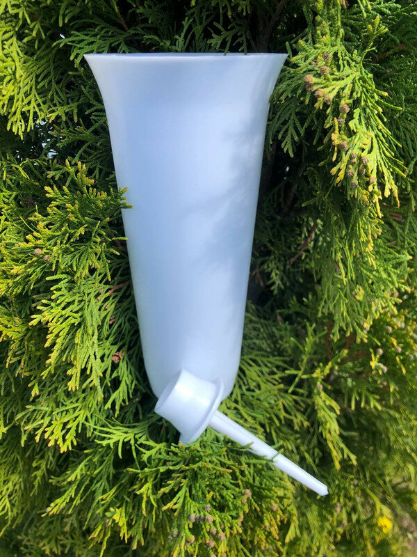 Ваза для цветов гладкая пластиковая 32 см с колышком белая