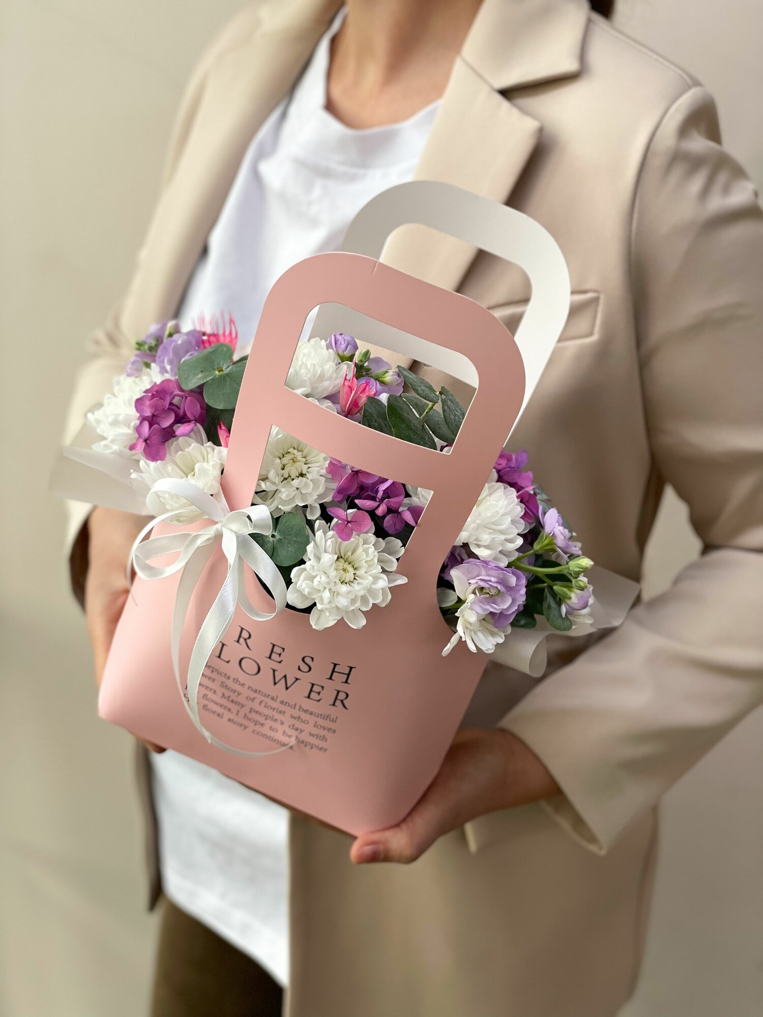 Композиция "В Розовой Сумочке", с хризантемами, гортензиями, маттиолой и нигеллой