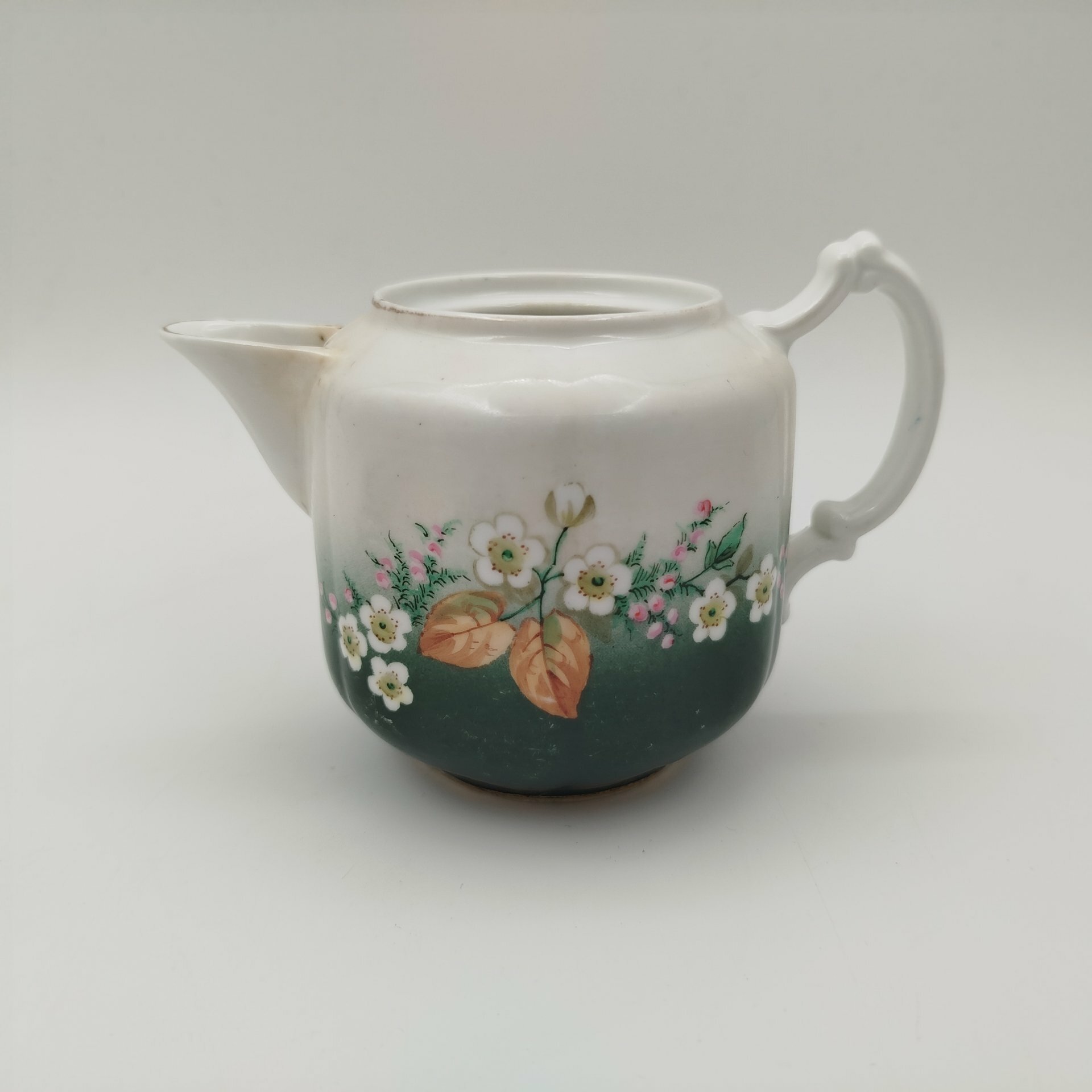 Молочник с растительным декором на зеленом фоне, фарфор, крытье, роспись