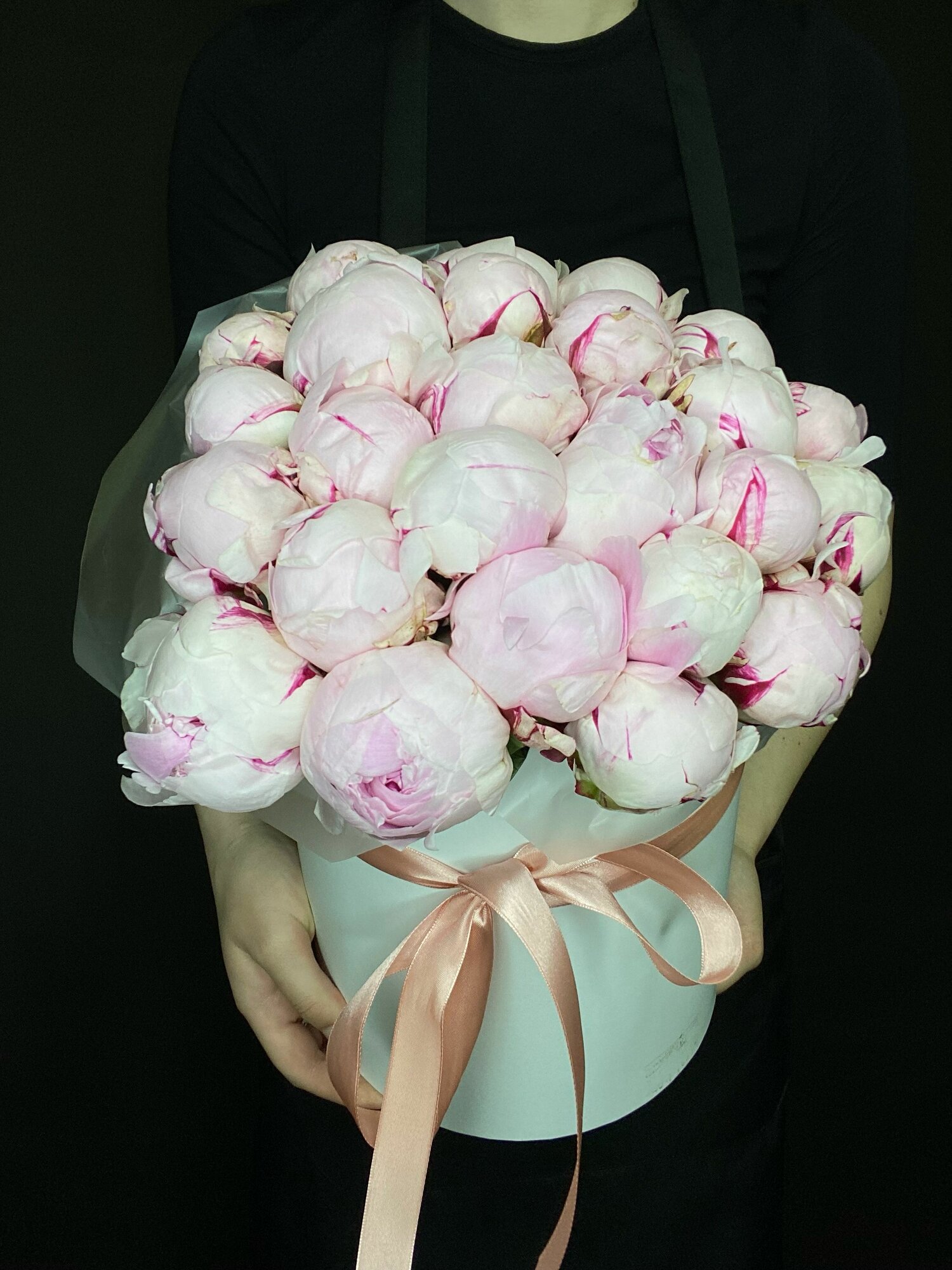 Коробка с пионами