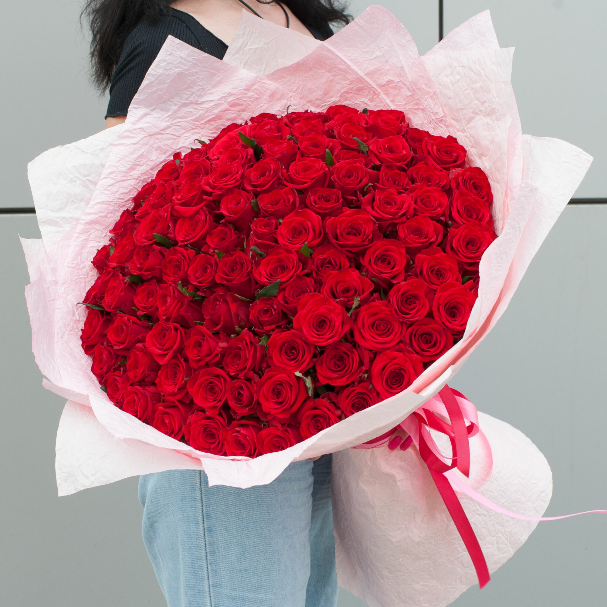 Букет из ярких красных роз в дизайнерской упаковке Кун Амур