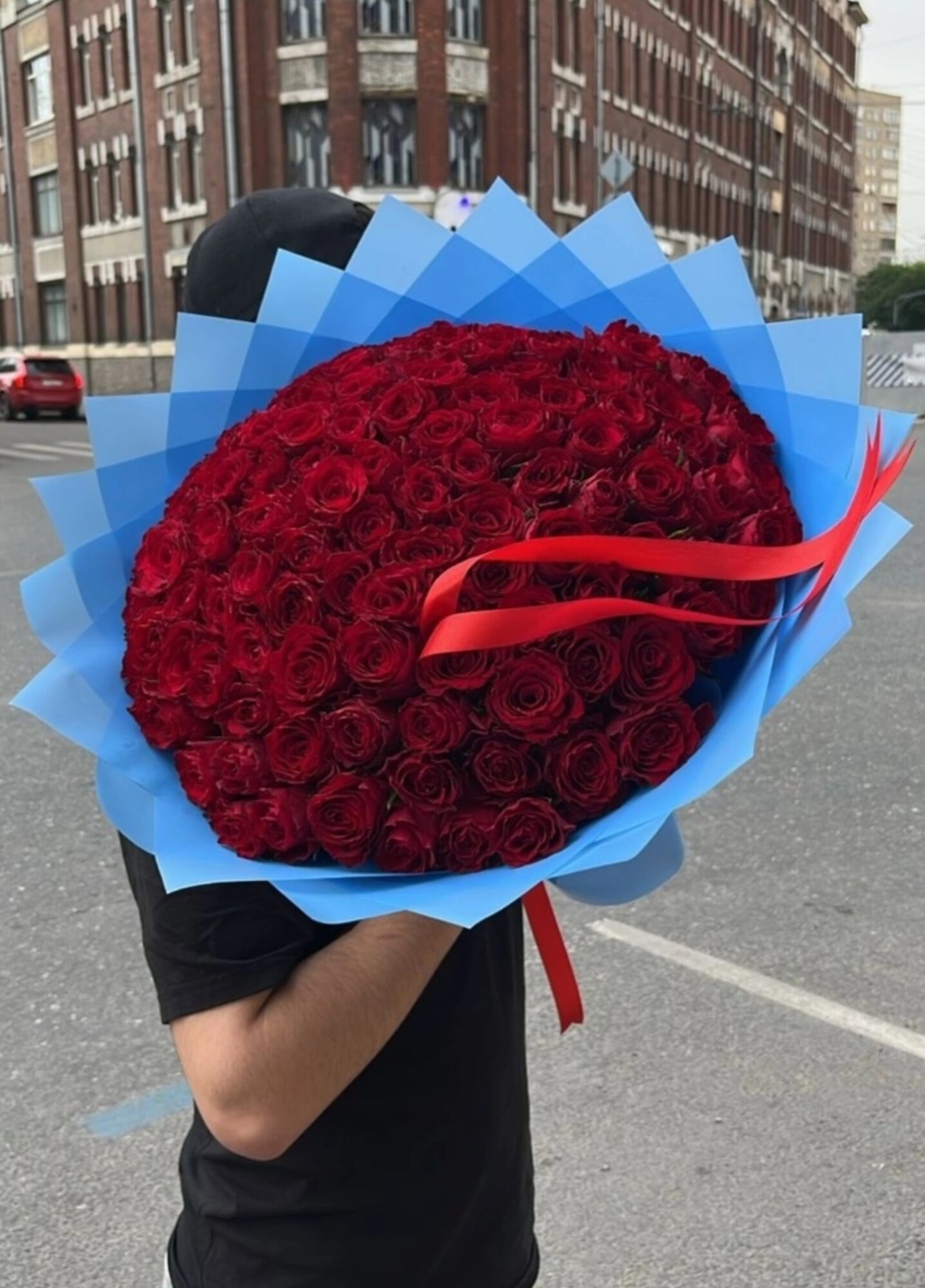 Букет из 101 розы Chantal Blue, свежие розы, в голубой упаковке