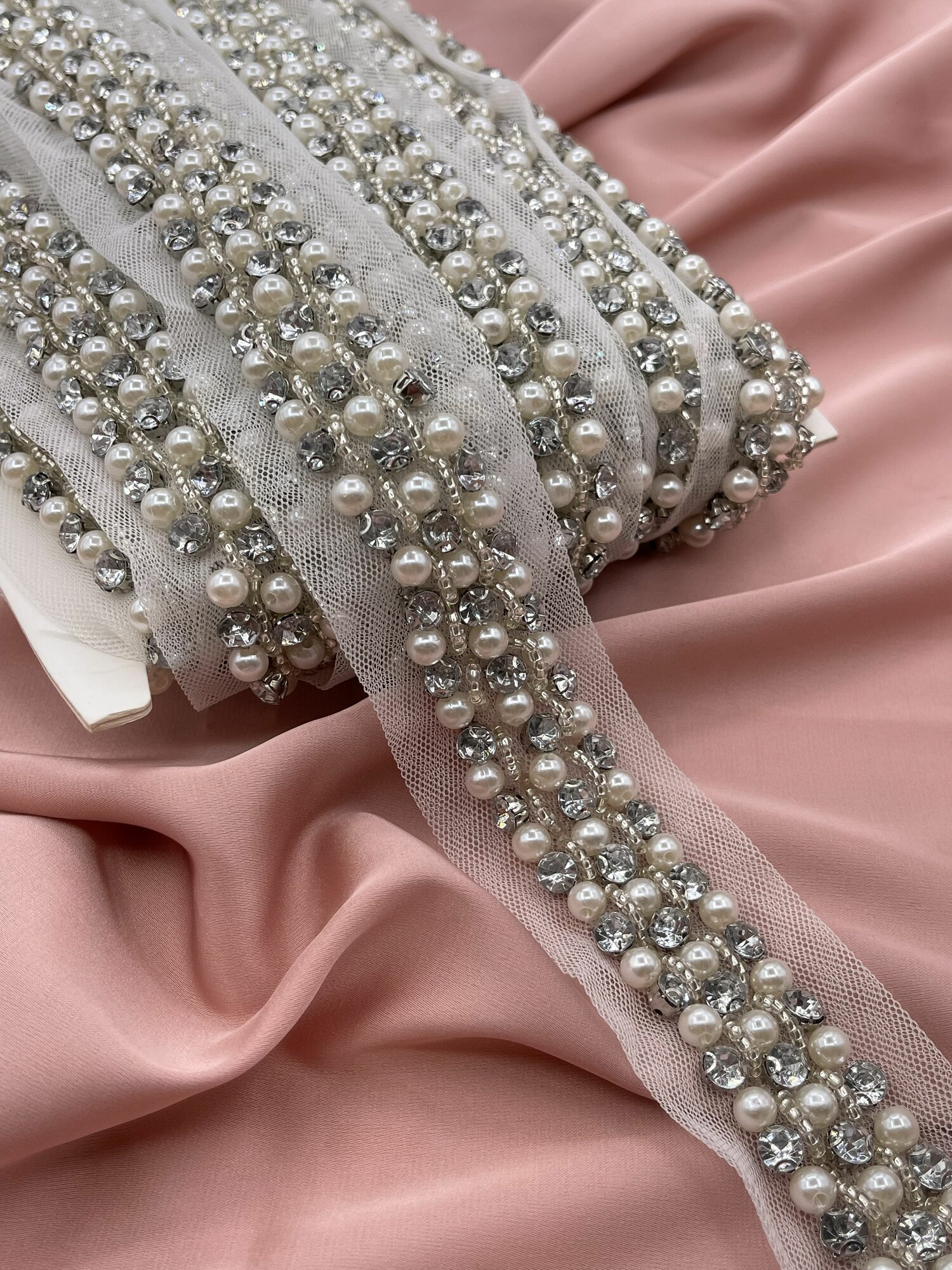 Тесьма с жемчугом стразами и бисером на сетке 1,5 метра