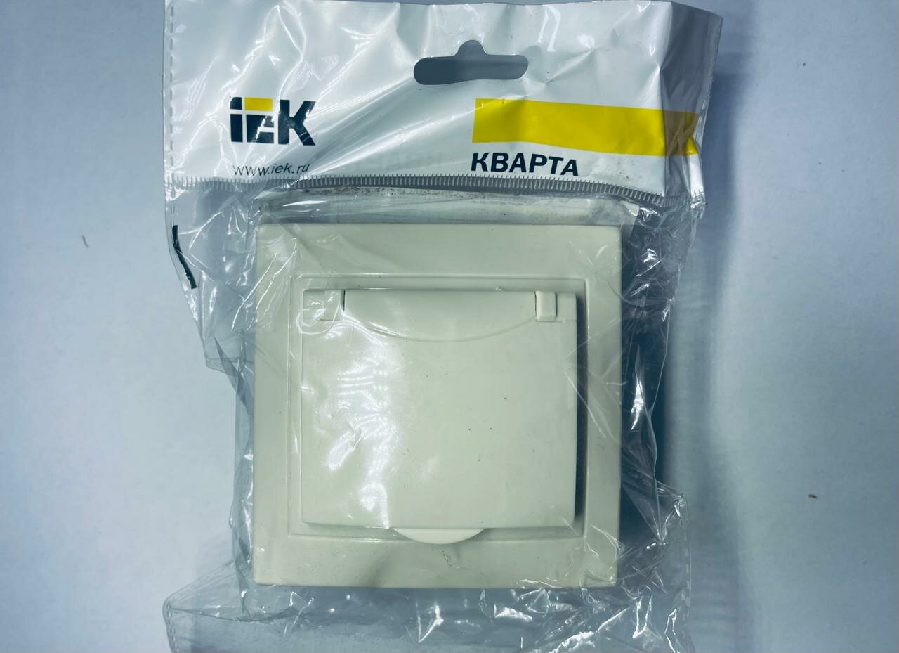 Розетка встраиваемая IEK Кварта РСб10-3-ККм, с крышкой, с заземлением, 16 А, 250 В, IP20, кремовая