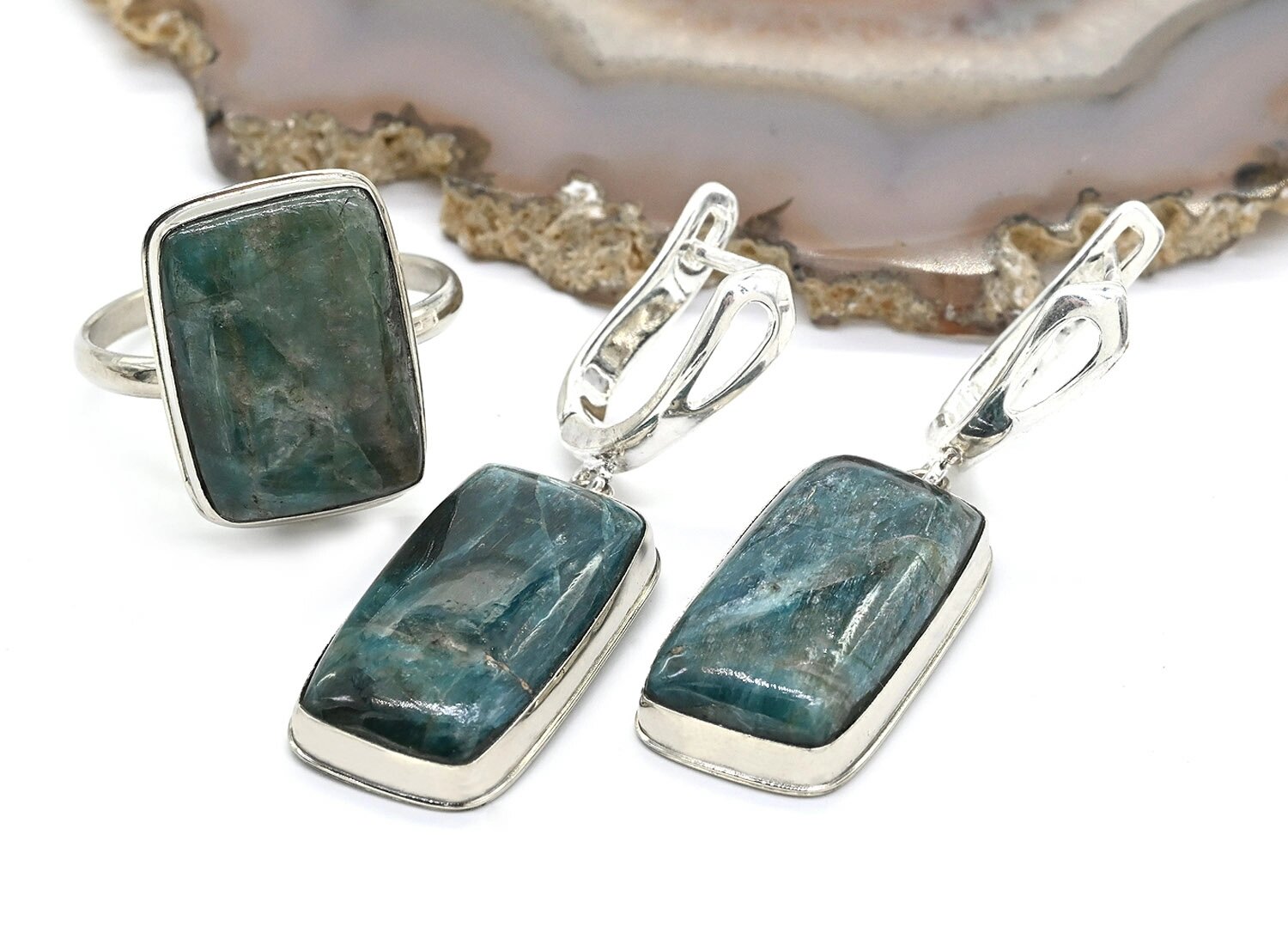 Комплект бижутерии: серьги, кольцо, апатит