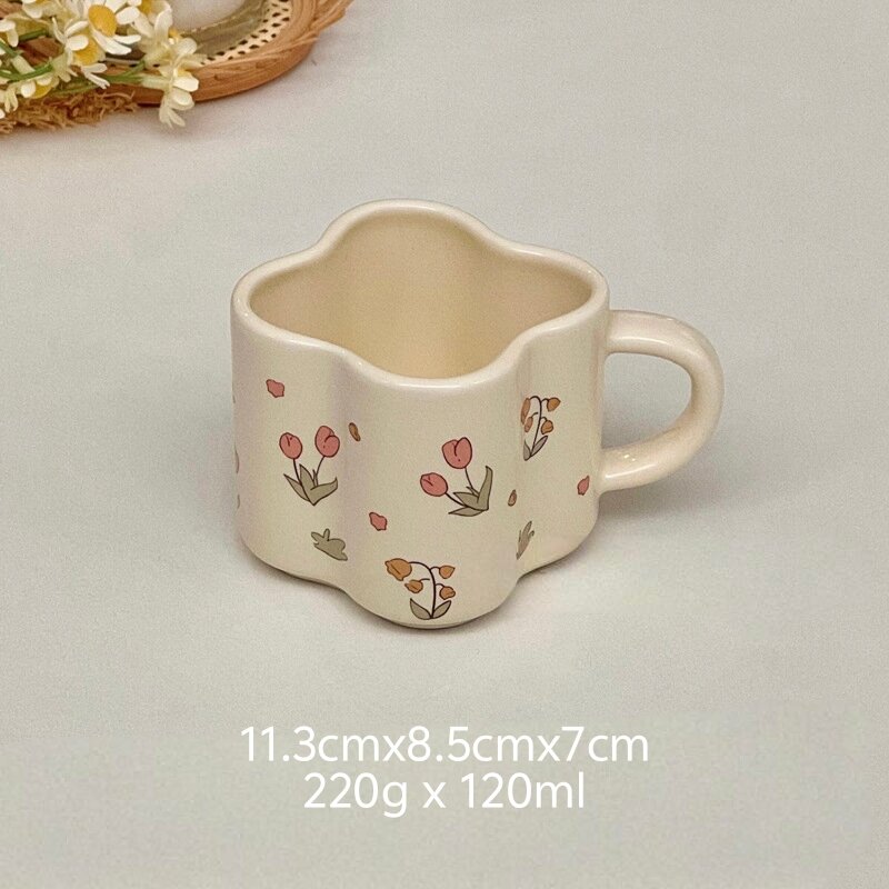 Кофейная чашка с рисунком тюльпана и кролика