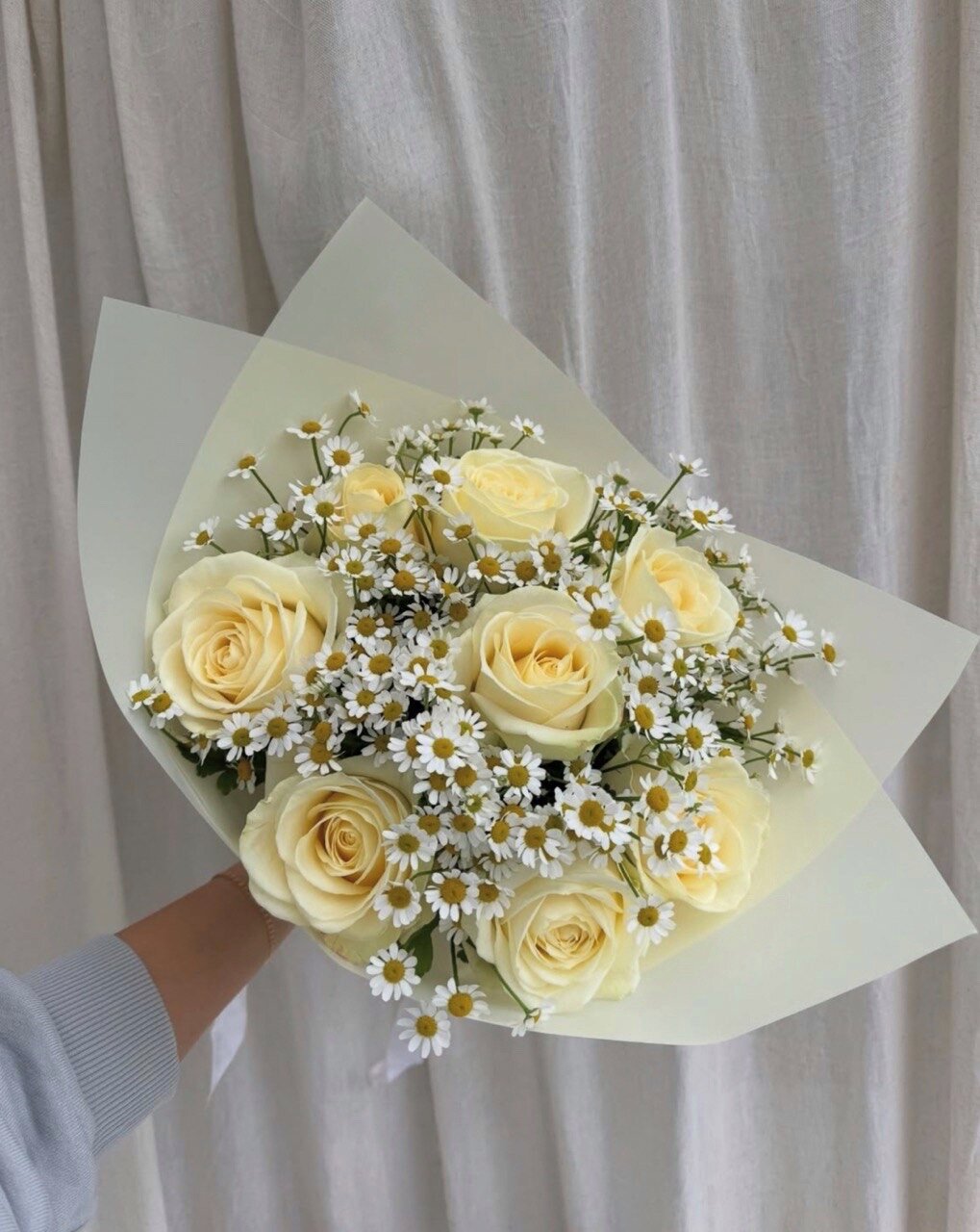 Цветочный букет с белыми розами и ромашками- свежие цветы на подарок, 9 шт.