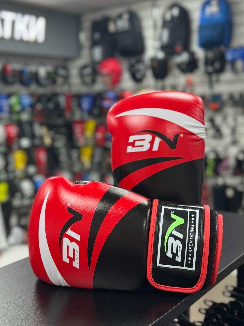 Боксерские перчатки BN fight черно-красные 10 унций