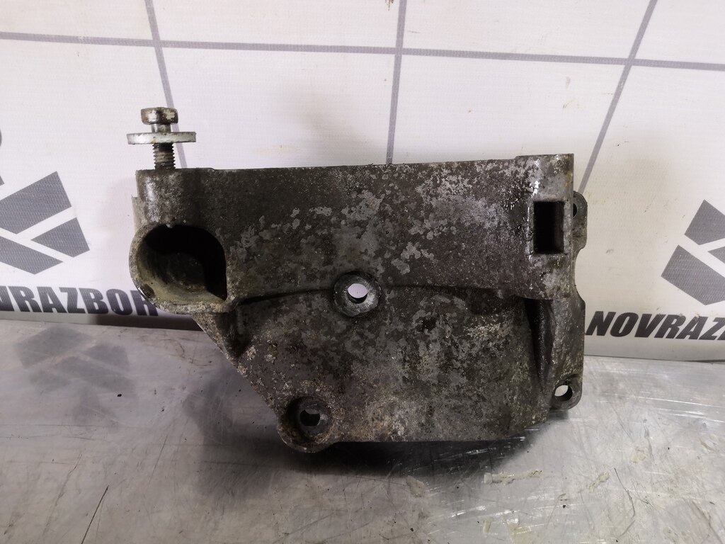 Кронштейн генератора VW Golf 3 Vento 91-97