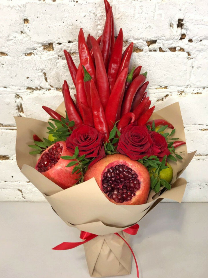 Букет с перцем чили и розами (BuketOnline)