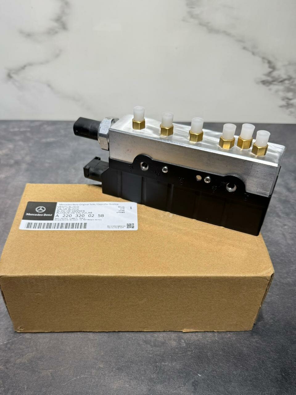 A2203200258 Оригинальный блок клапанов Mercedes