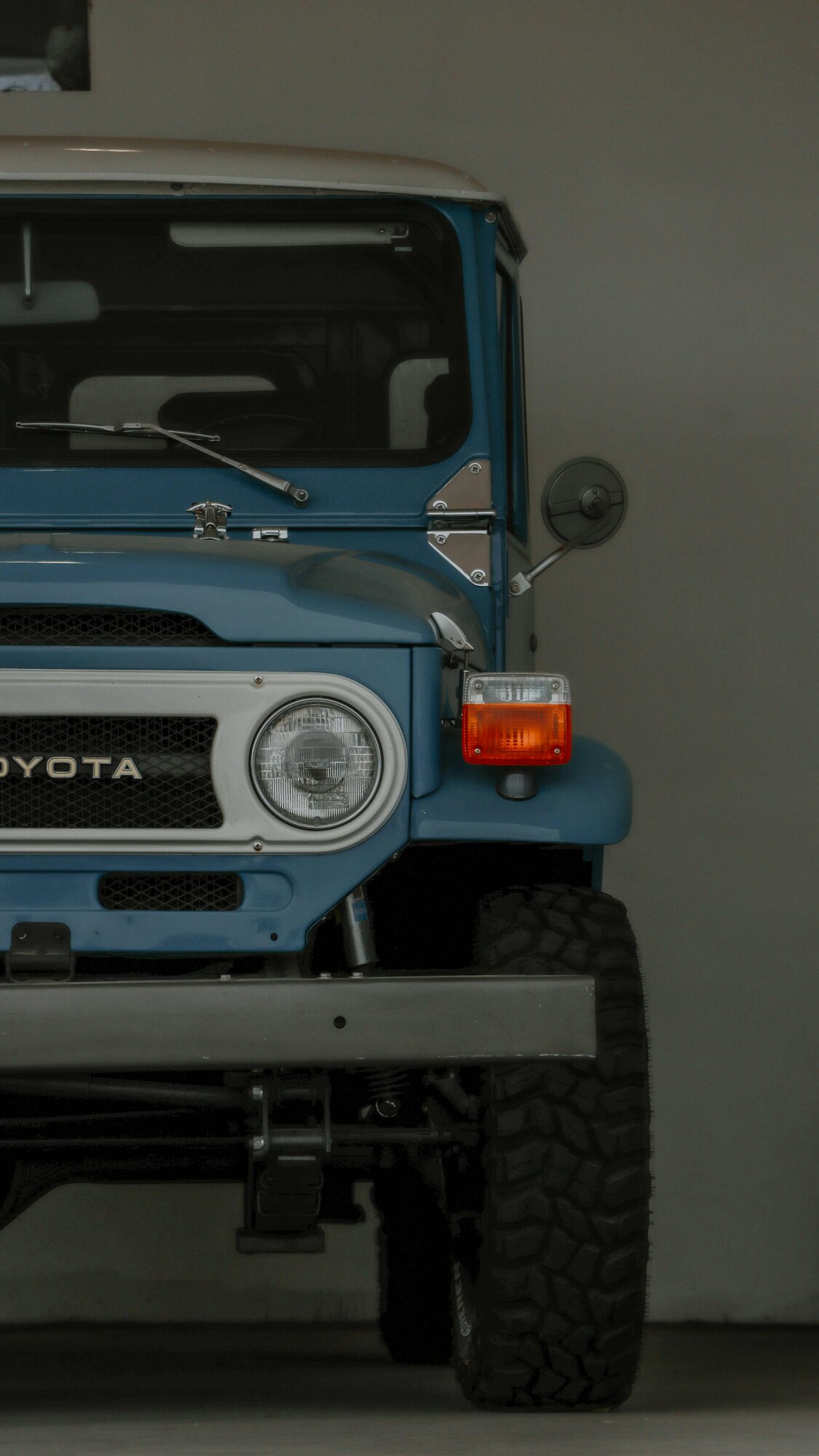 Картина на холсте 60x110 LinxOne "Автомобиль, интерьер для дома / декор на стену / дизайн