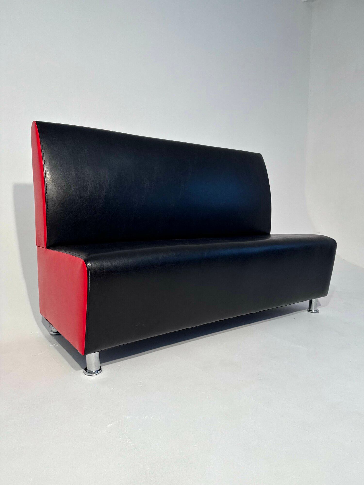 Диван офисный Вегас, механизм Нераскладной, 150х67х100 см, чёрно-красный глянцевый высокий