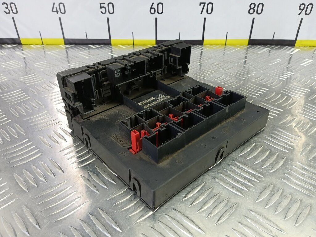 Блок предохранителей Б/У для Volkswagen Caddy III (2004—2010) 3C8937049D