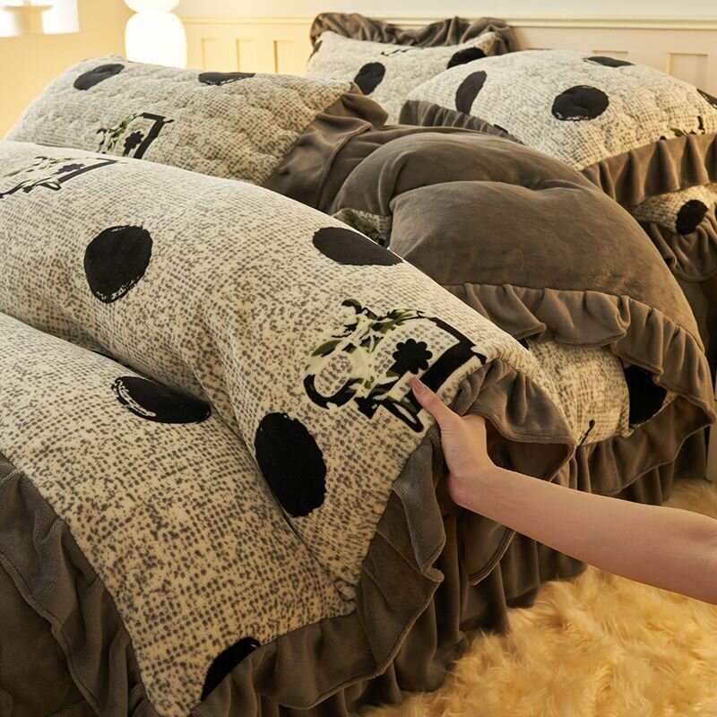 Плотный стеганый чехол для матраса, комплект из четырех предметов из молочного флиса, зимний пододеяльник из флиса кораллового цвета с кружевом, комплект из трех простыней, подзор для кровати,150*200cm