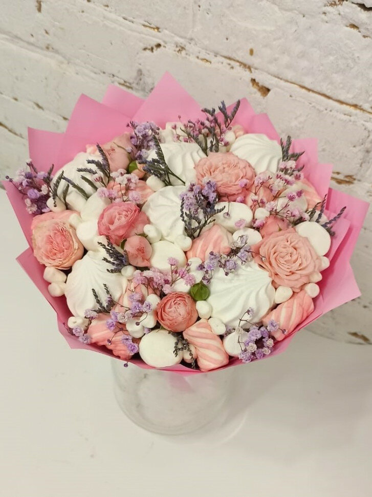 Букет с цветами, зефиром и маршмеллоу (BuketOnline)