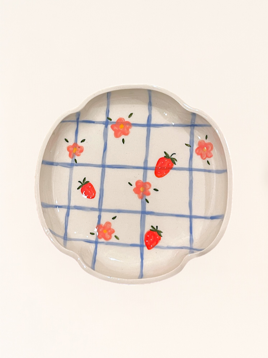 Тарелка ручной работы Домик на дереве «Клетка с клубникой и цветочками», керамика, 15 см