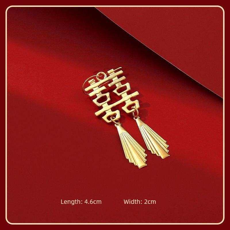 Новые декоративные элементы для свадебных туфель: красные шнурки, подвеска в виде свадебного героя, праздничная пряжка