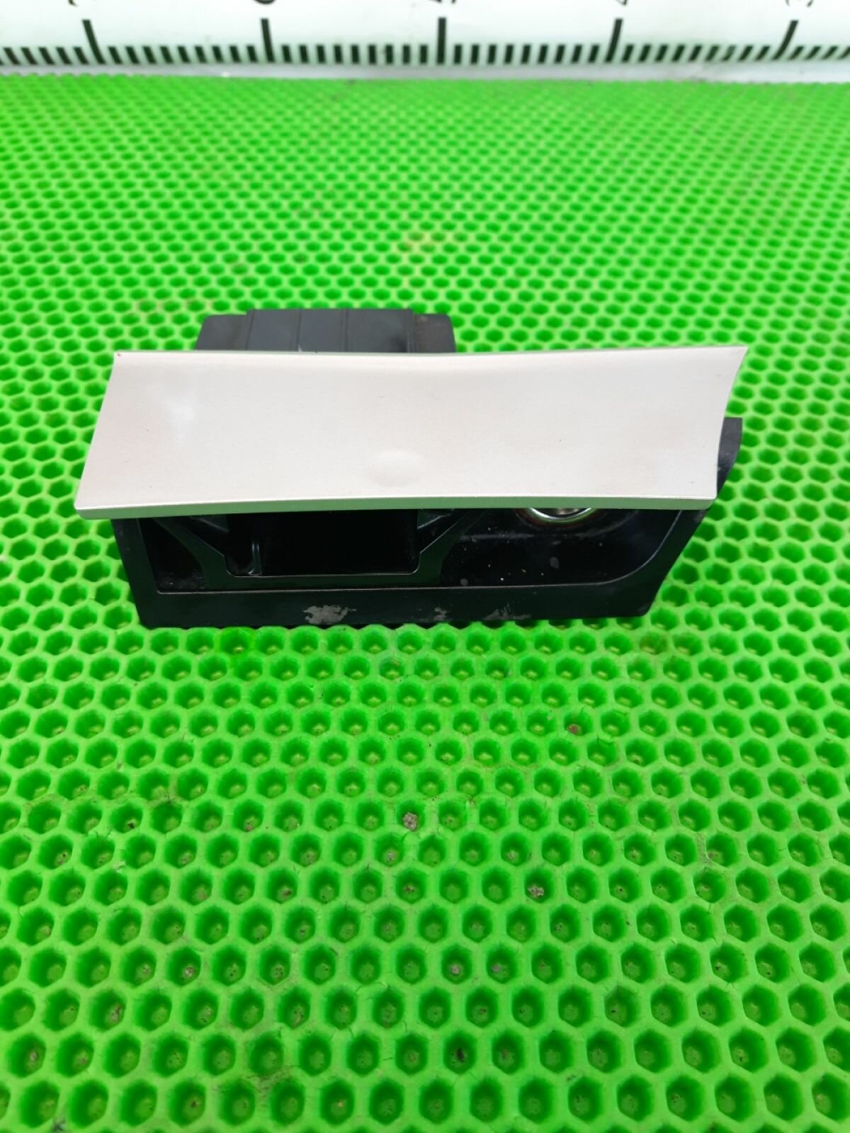 Пепельница Opel Astra GTC H Z16XER 2004 (б/у) 13133284