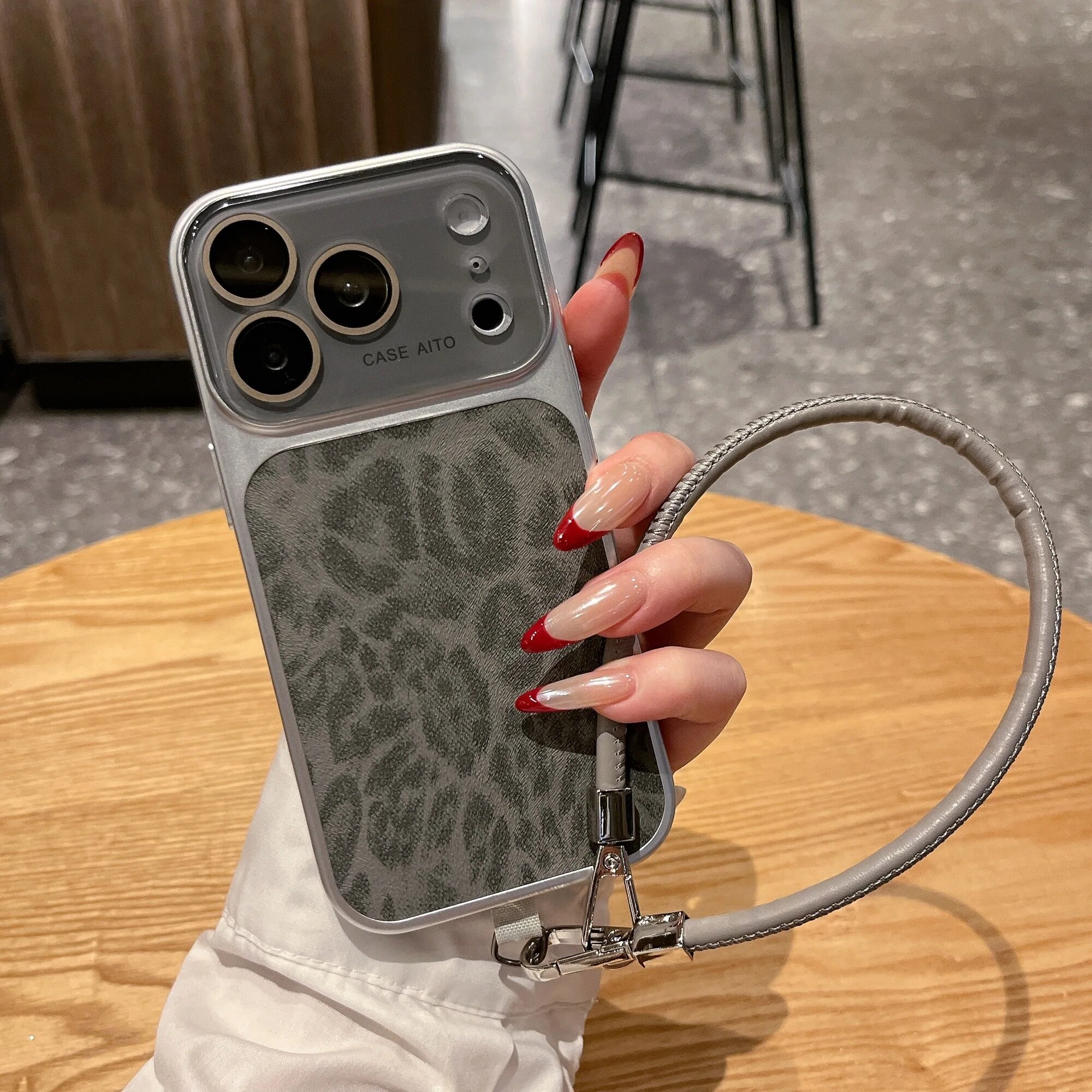 Серый чехол для iPhone 17 Pro Max с леопардом и ремешком