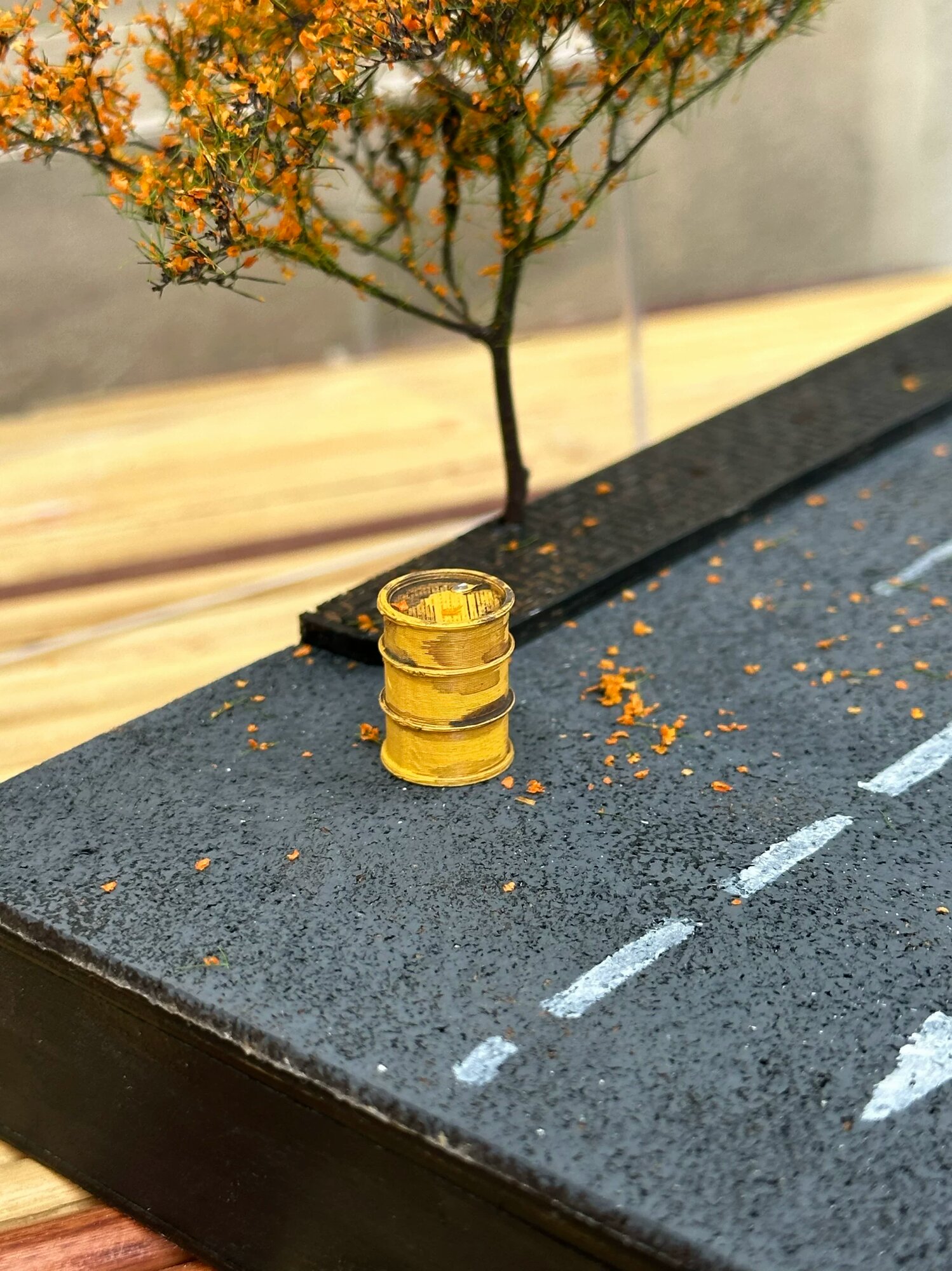 Hot Wheels 1:64 Масштабная модель гаража с желтым масляным баком для коллекционирования и декора