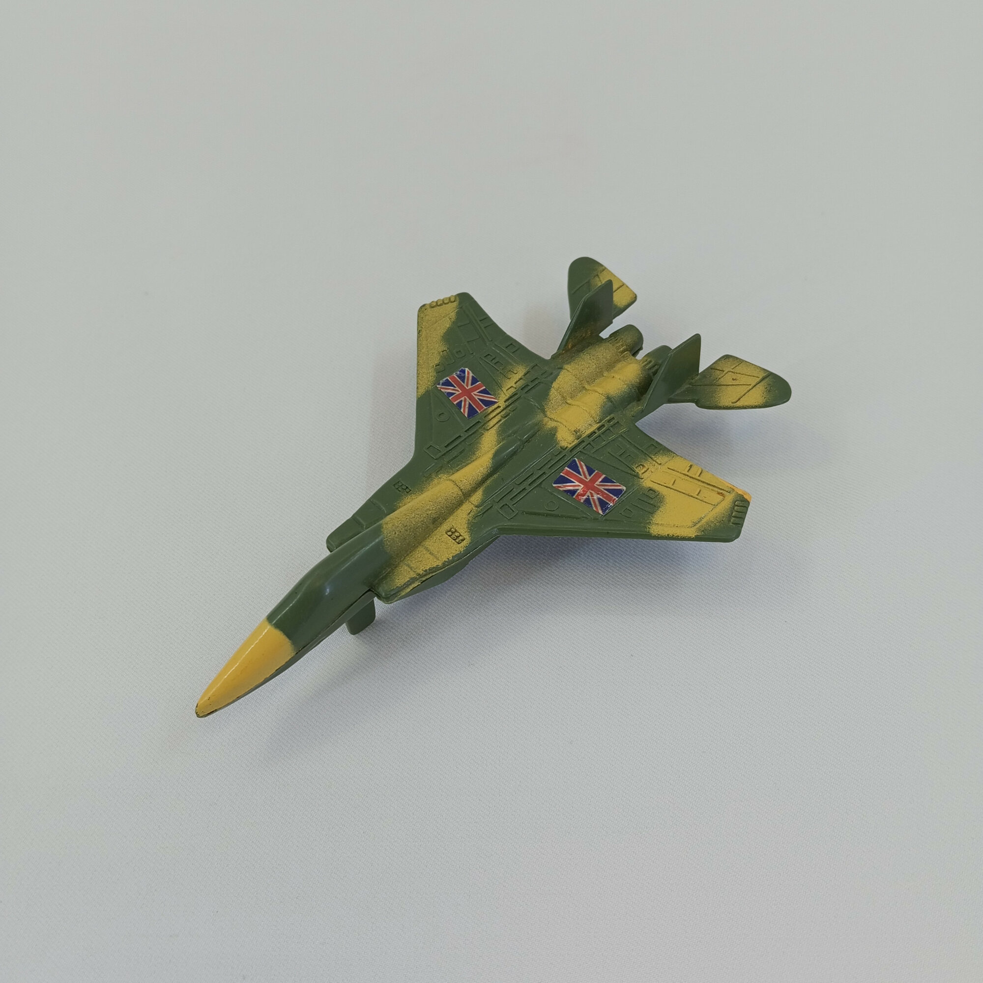Самолет игрушечный винтажный СССР. Военная модель с британскими опознавательными знаками и двумя дви