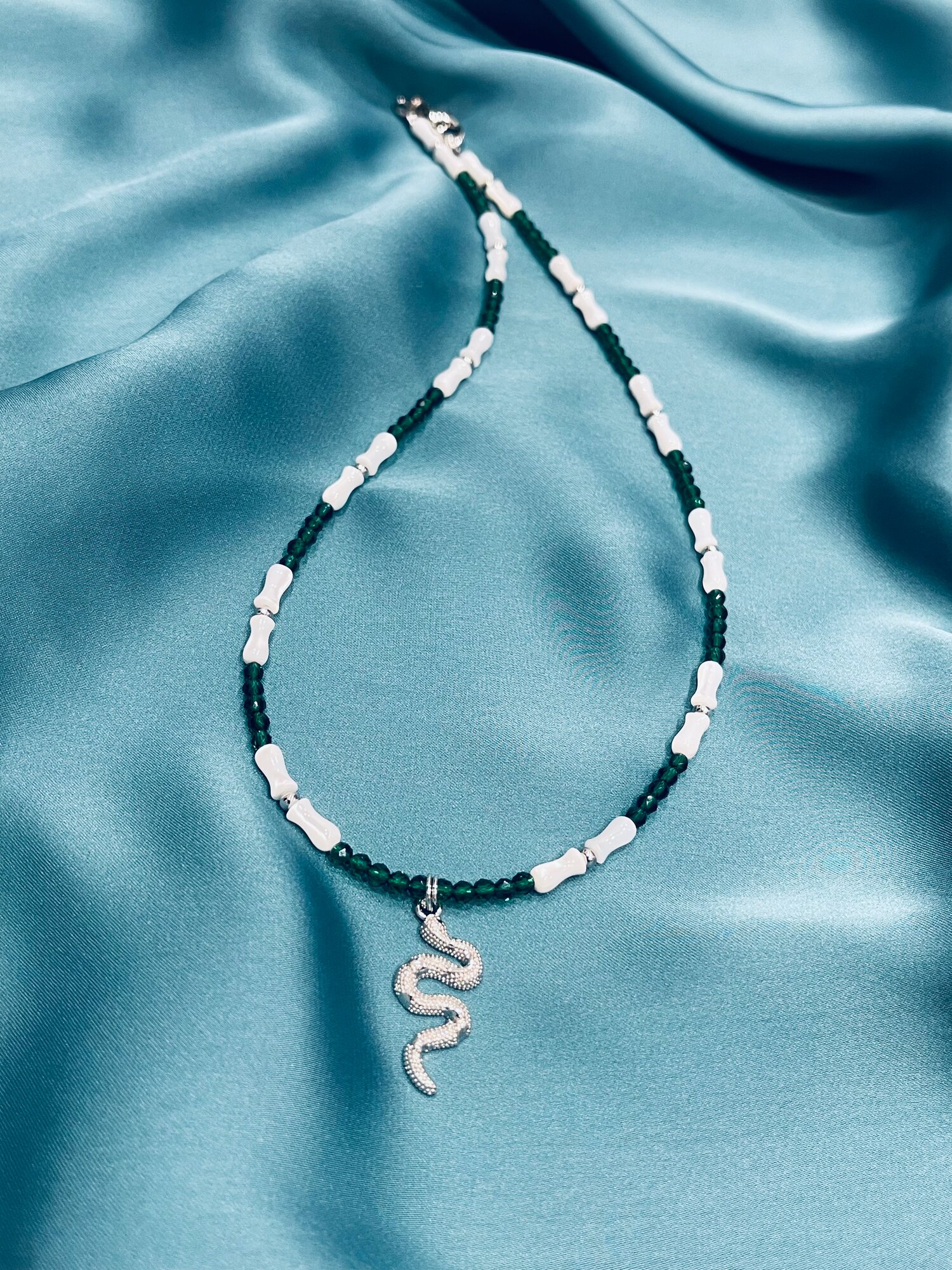 Колье, шпинель синтетическая, перламутр