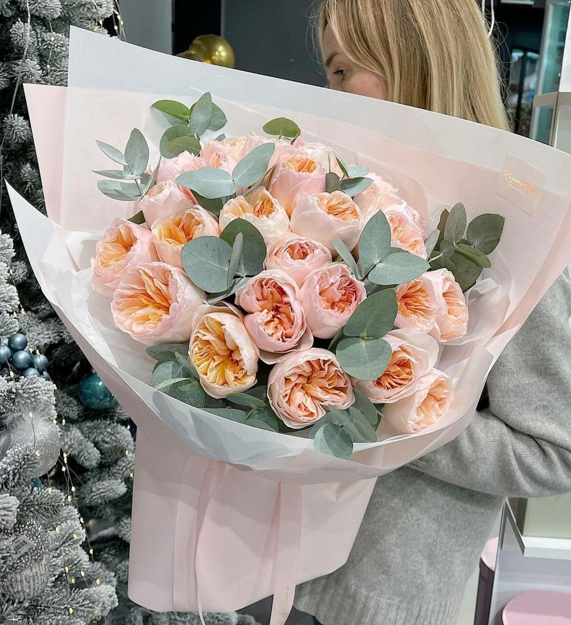 Премиум букет из пионовидных роз Джульетта с эвкалиптом, премиум цветы, шикарный, красивый букет цветов, роза джульетта, букет роз, пионовидные розы
