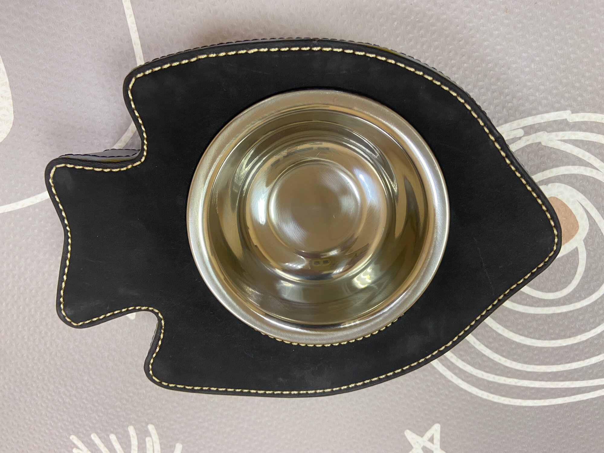 Миска для кошек "Рыба" от бренда DEZZIE, объем 200 мл, размеры 22х16,5х6,5 см/ цвет фиолетовый.