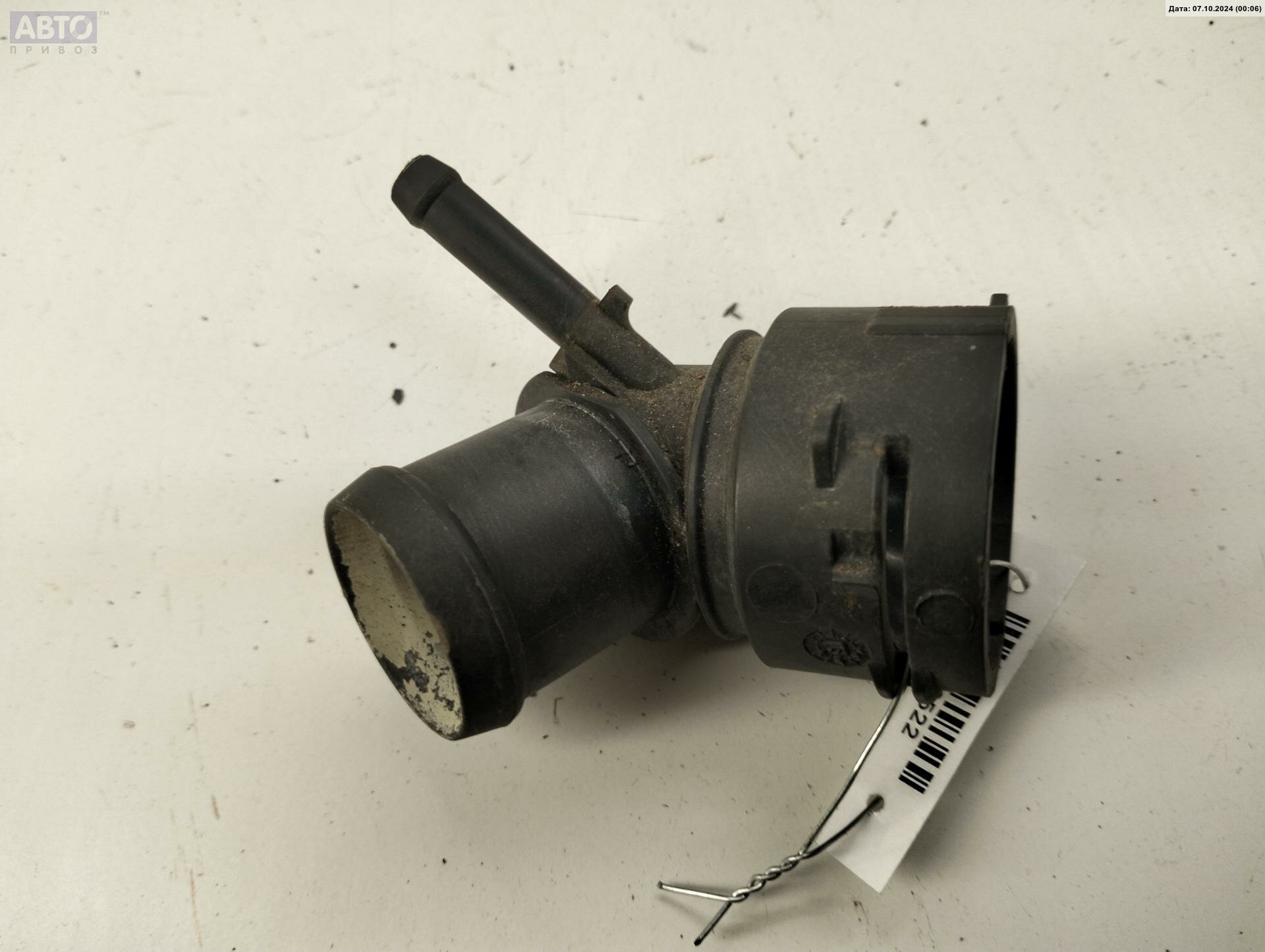 Фланец (тройник) системы охлаждения Volkswagen Golf-5