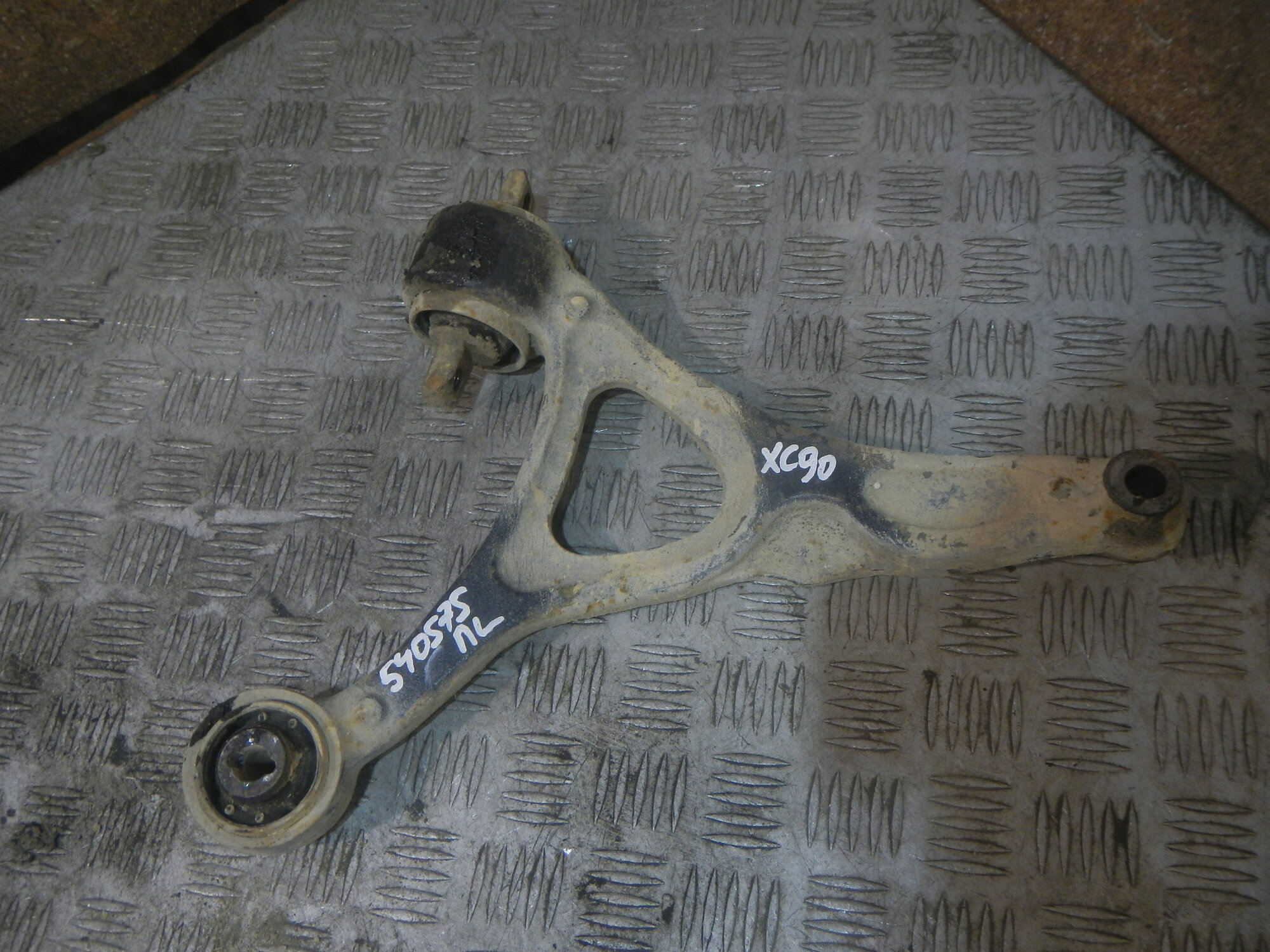 Б/У Рычаг передний левый, Volvo (Вольво)-XC90 (02-) VOLVO XC90 (02-) Сайлентблок под замену. 540575 VOLVO арт. 8646613