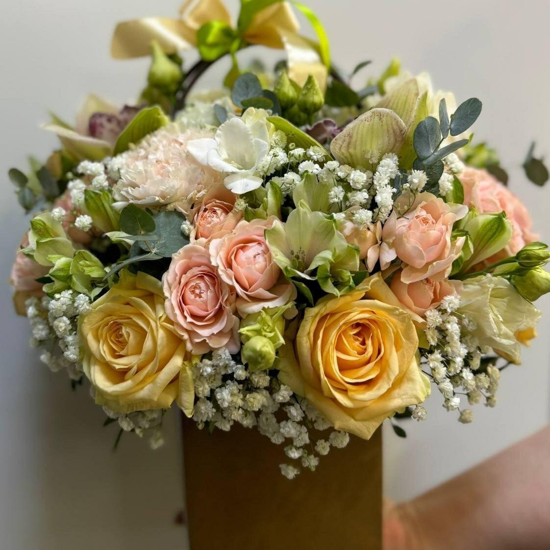 Cборный букет из роз, альстромерии , гвоздик в корзине