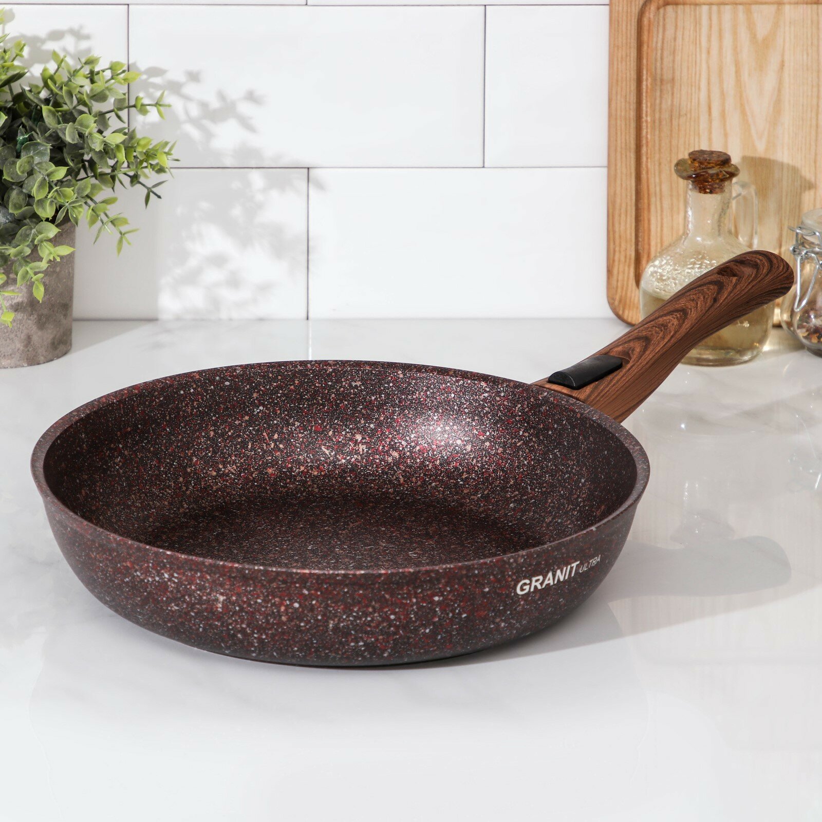 Сковорода KUKMARA Granit ultra, d=28 cм, съёмная ручка, антипригарное покрытие, красный гранит