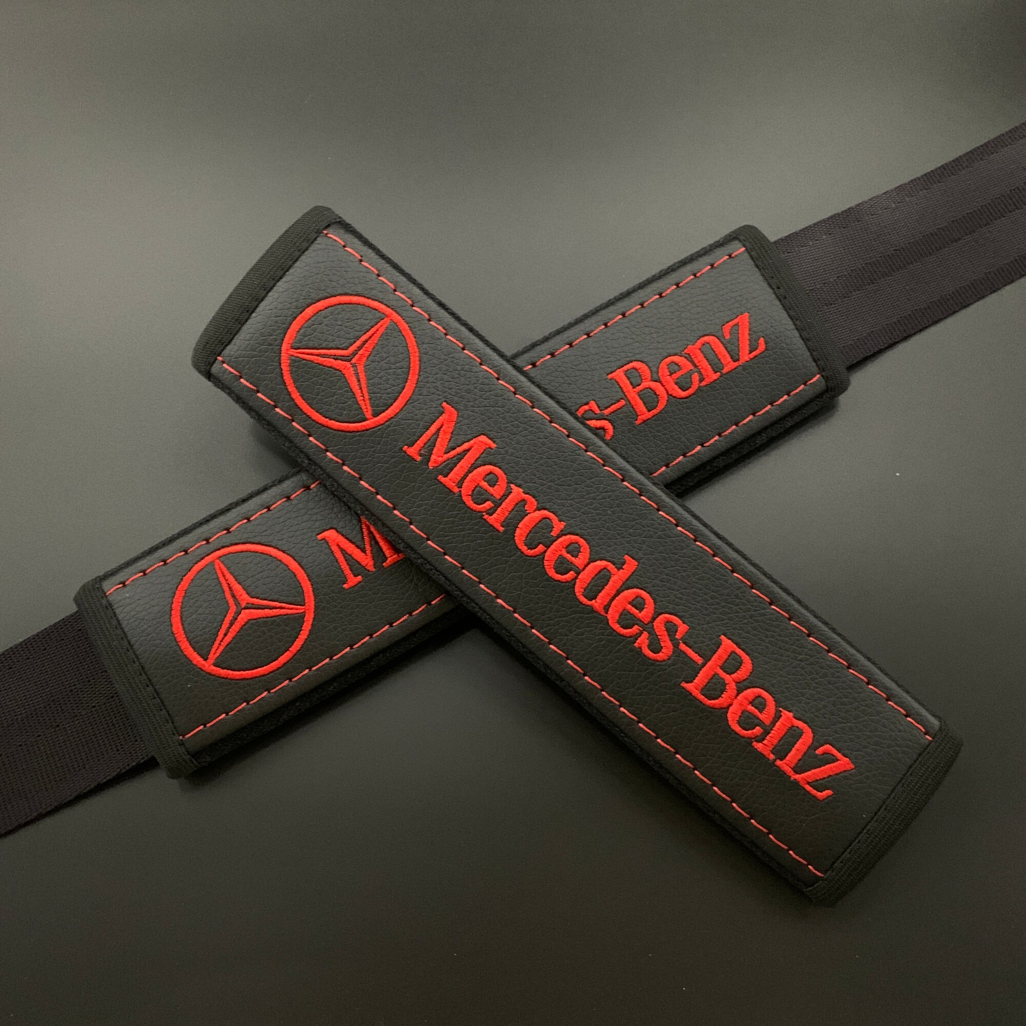 Черные накладки на ремень безопасности для Mercedes с красной вышивкой