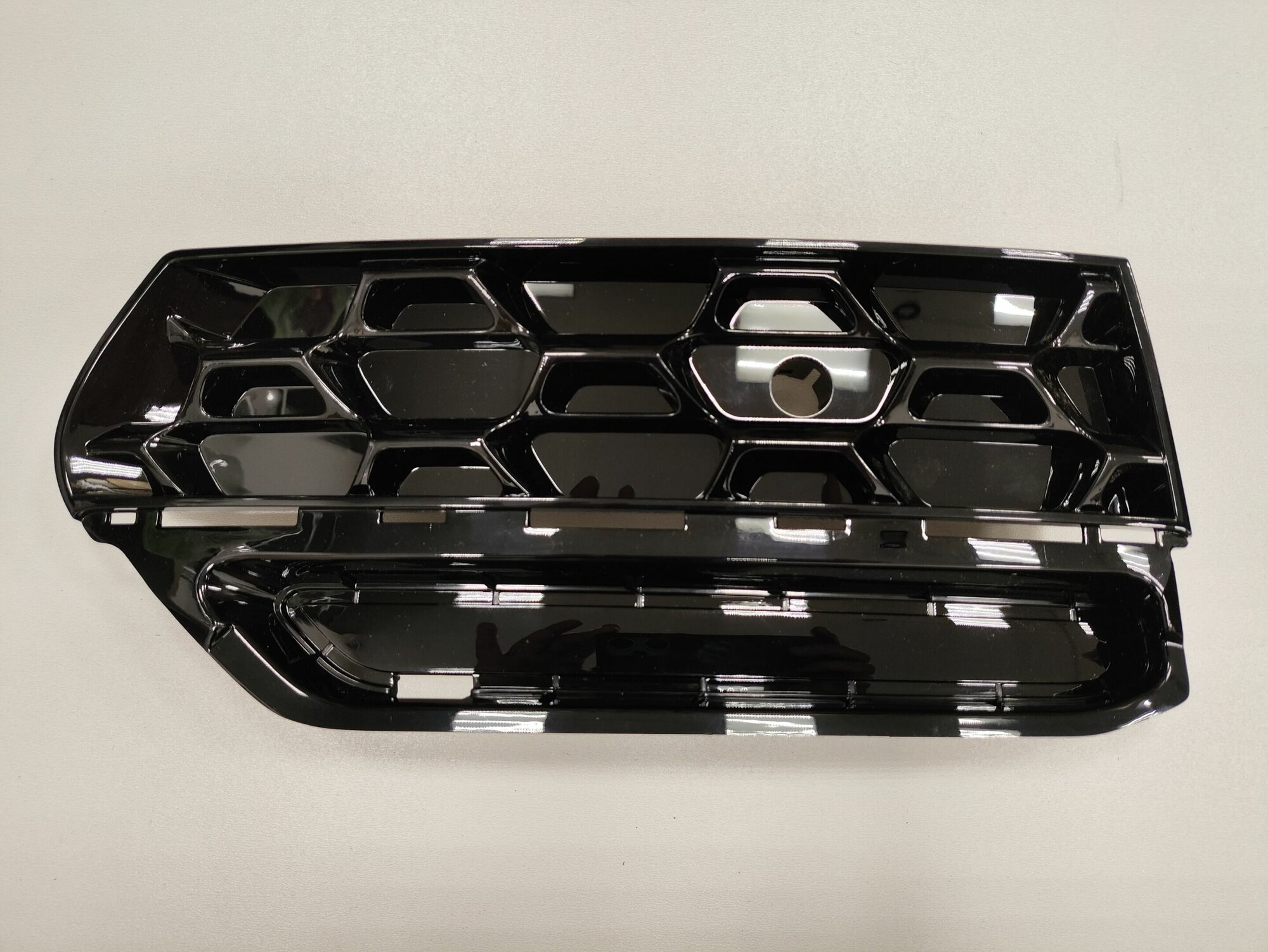 Решетка противотуманной фары бампера заднего правая (с отверстием) Chery Tiggo 8 [1.5 16V 6AMT внедорожник] 602000315AA