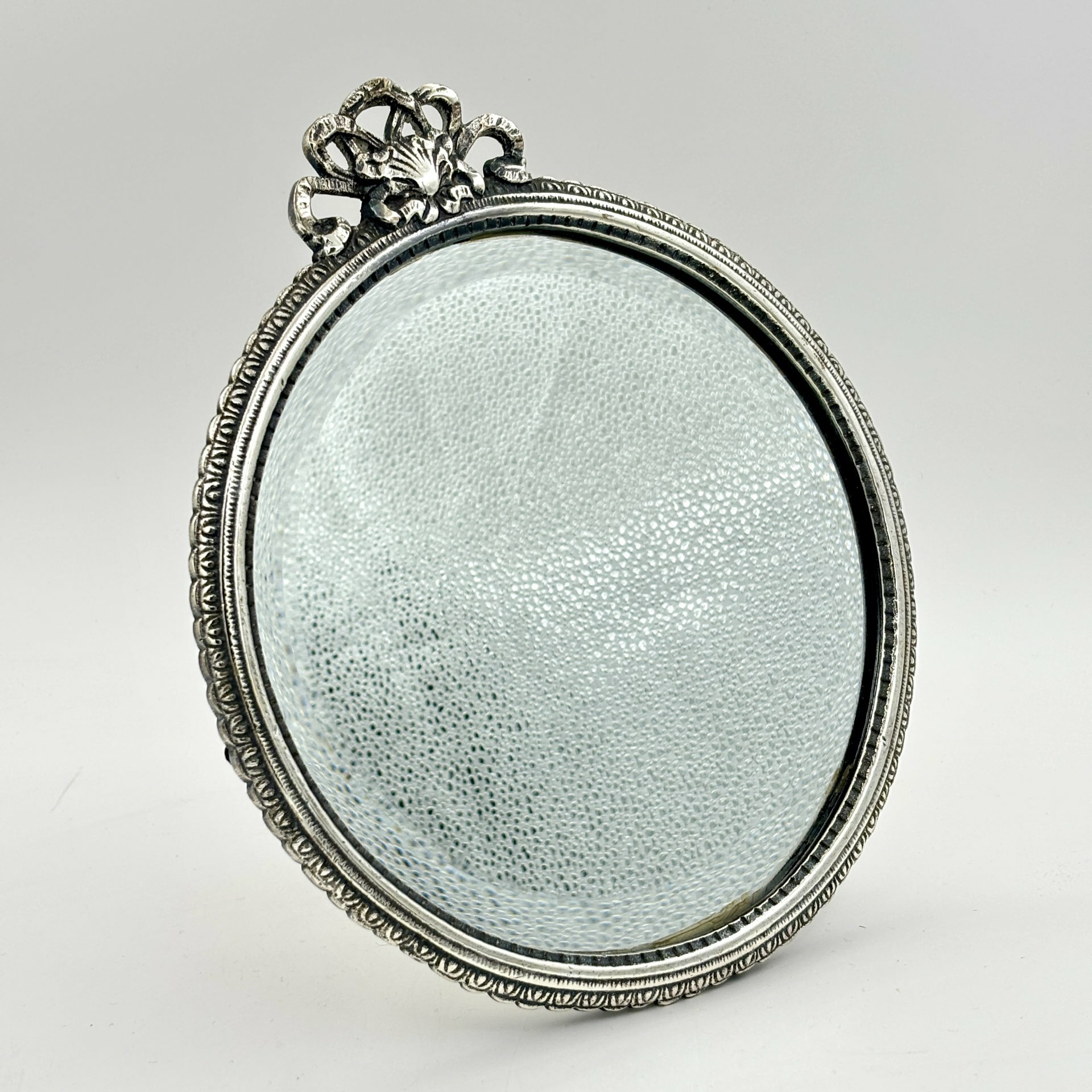 Настольное зеркало круглой формы, украшенное ажурным декором, металл, зеркало