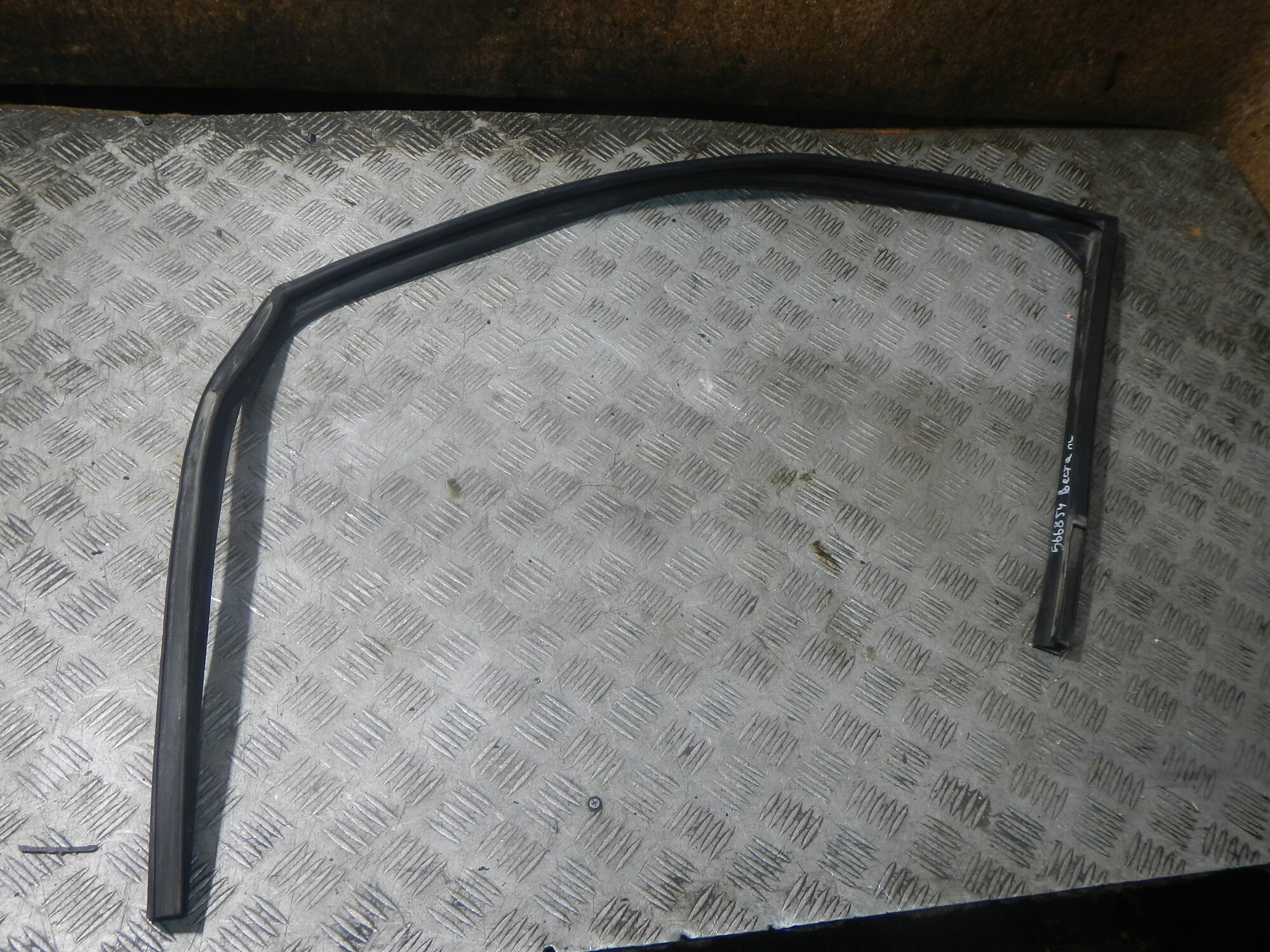 Б/У Уплотнитель стекла двери передней левой, ВАЗ (VAZ)-LADA VESTA (веста) LADA VESTA (Веста) Деформирован. 566854 LADA а...