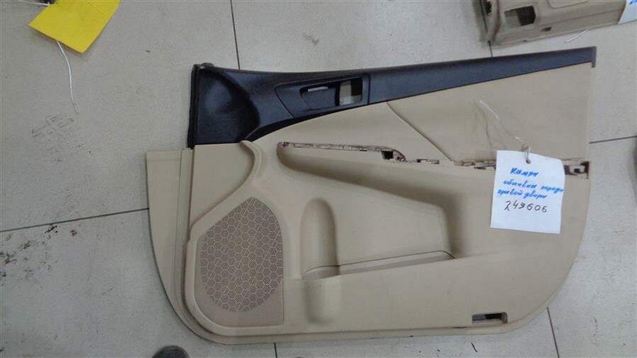 Обшивка двери передней правой от Toyota Camry XV50 2011-2017