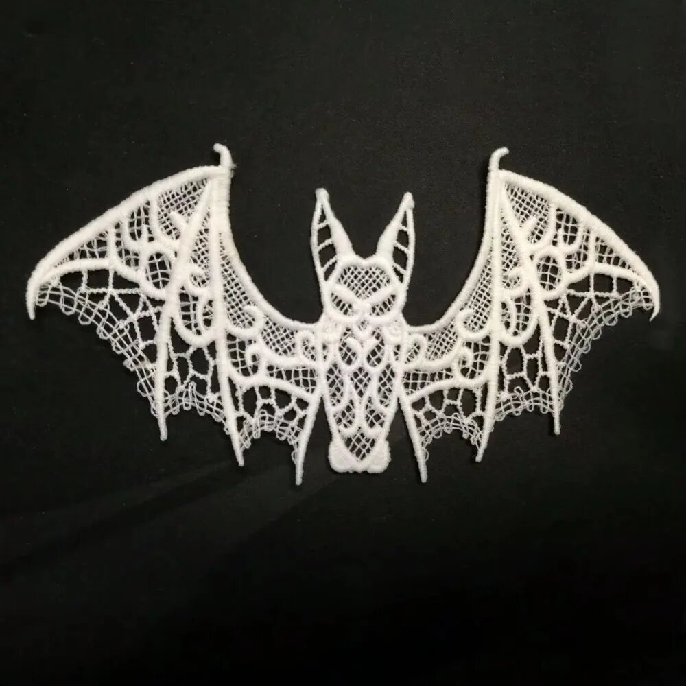 Кружевная летучая мышь белого цвета