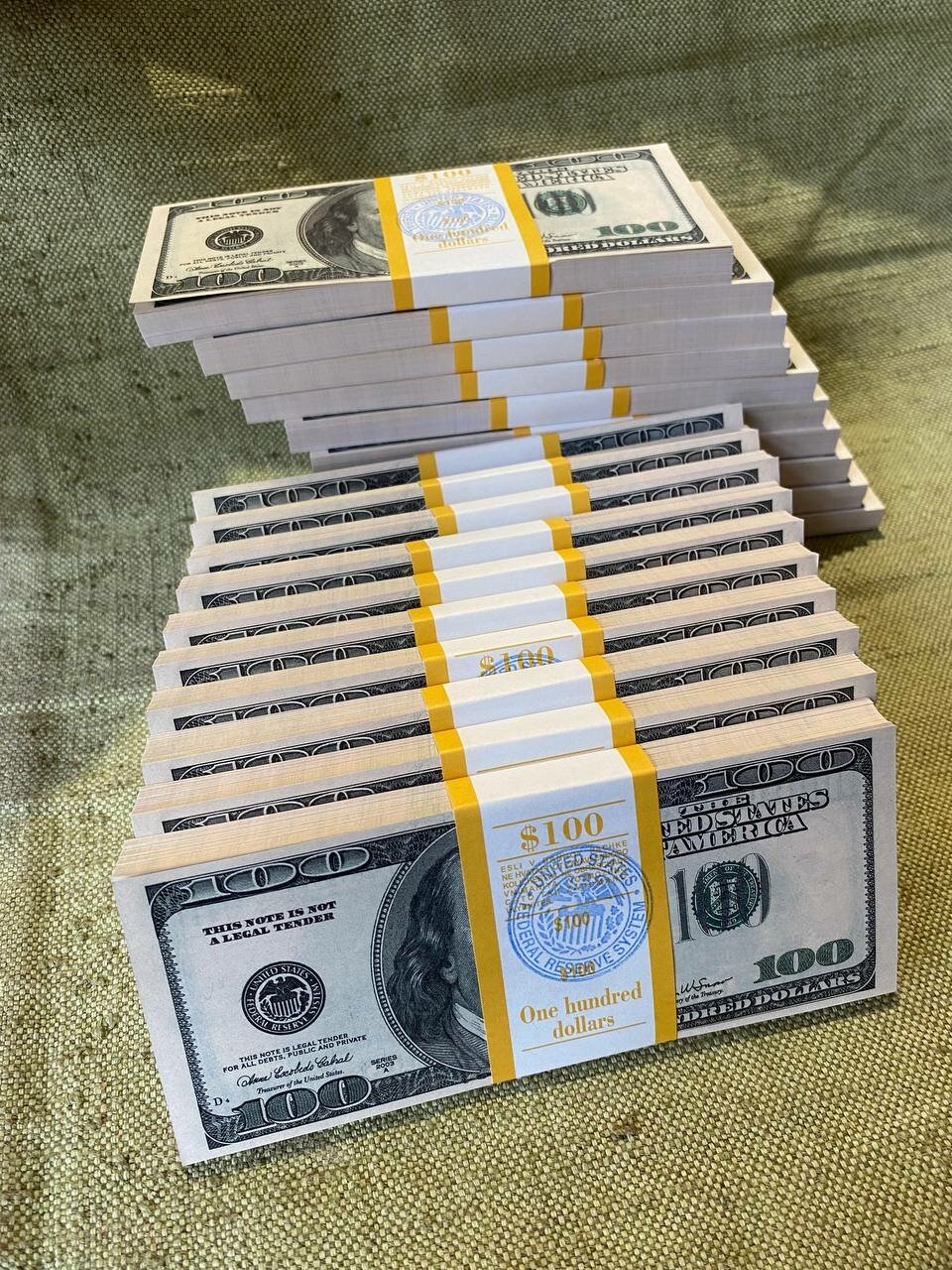 200 тыс бутафорских долларов для съемок (20 пачек номиналом 100 дол старого образца)
