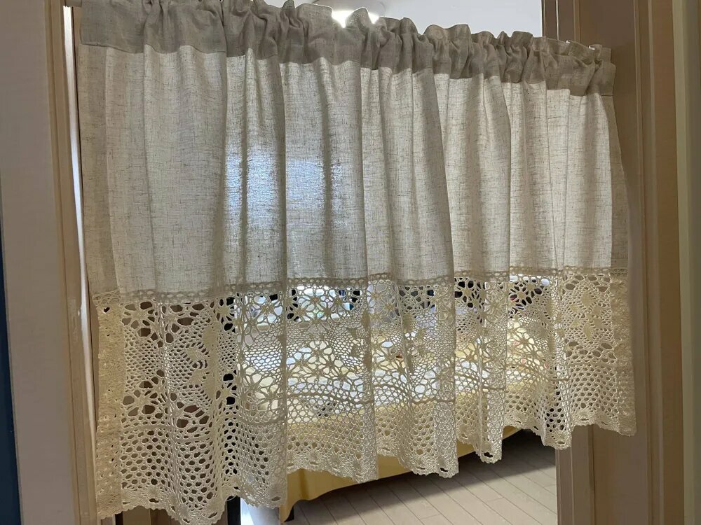 Штора-кафе бежевая 100×90 см из полульняной ткани с кружевной отделкой для кухни и гостиной