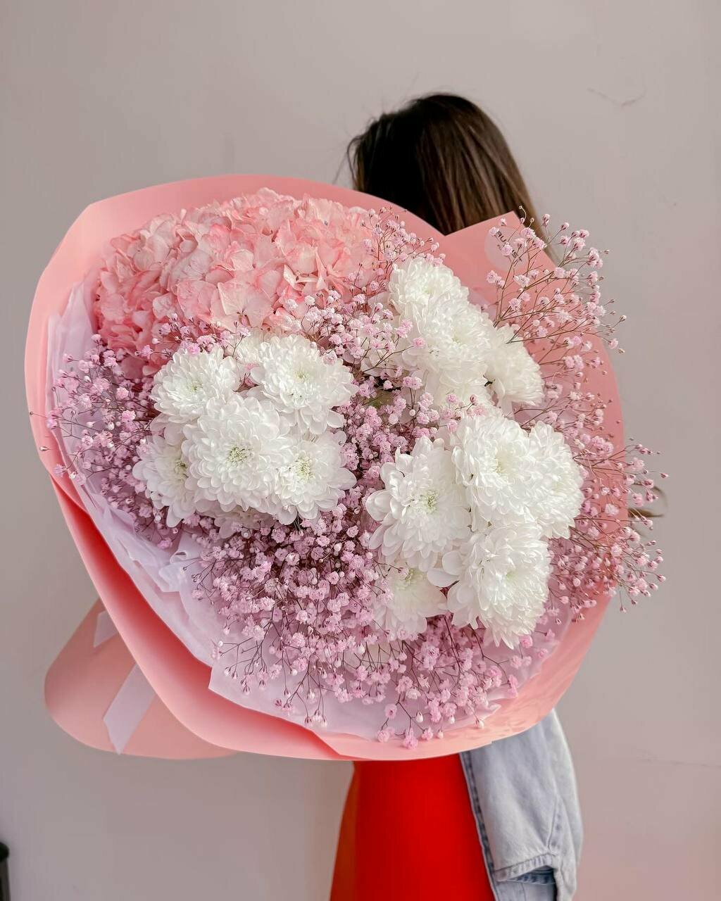 Букет из красных гипсофил и белых хризантем в стильной упаковке