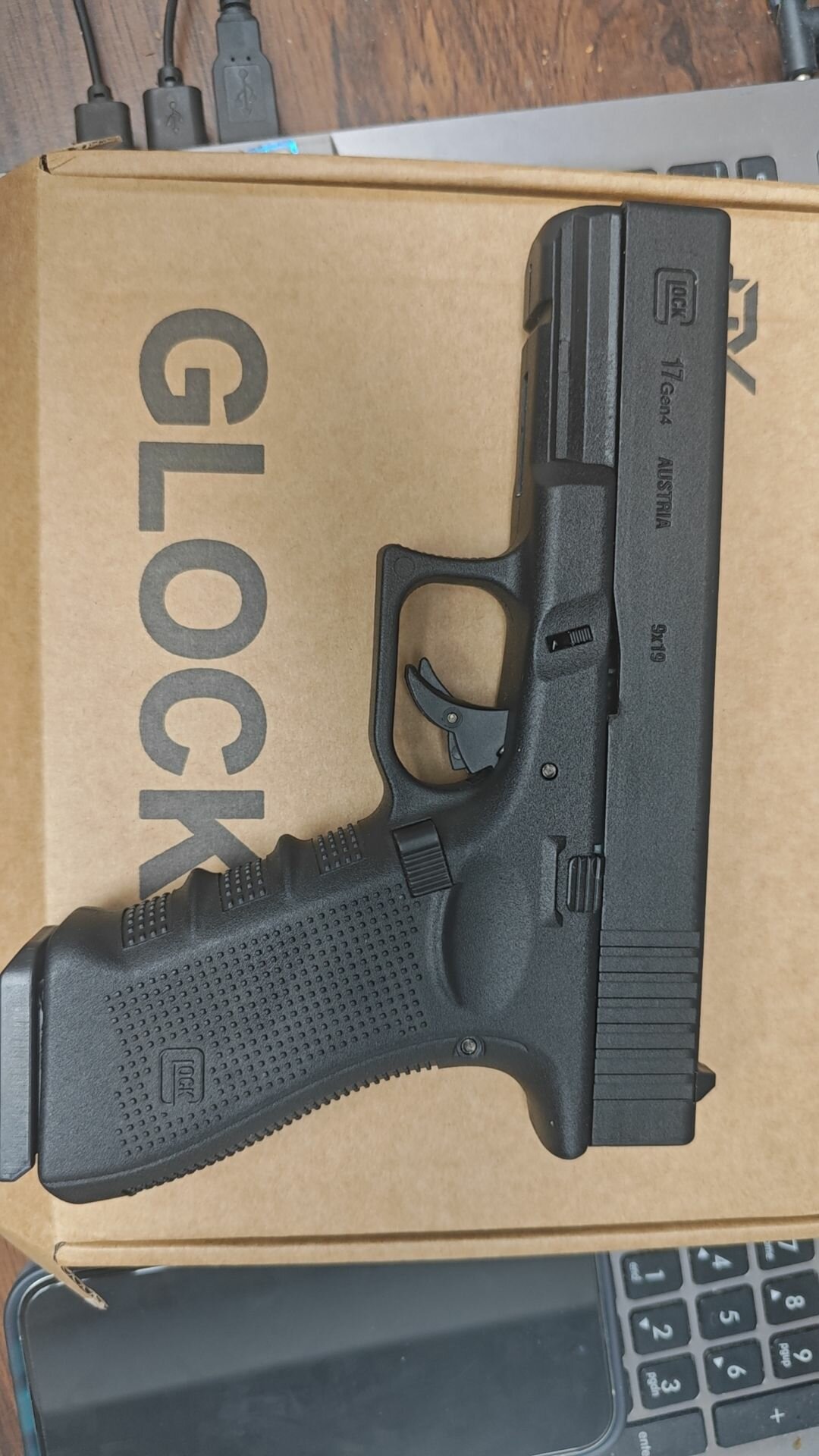 Электронная пневматическая игрушка Glock G17 (7.2-8мм шарики) 3 цвета, тактический набор с ИК-фонарём